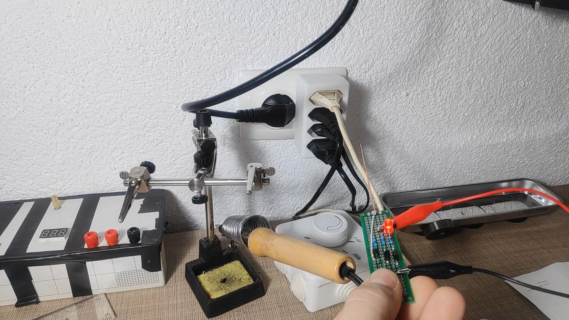 Non Contact Voltage Detector : 5 Steps (with Pictures) - Instructables