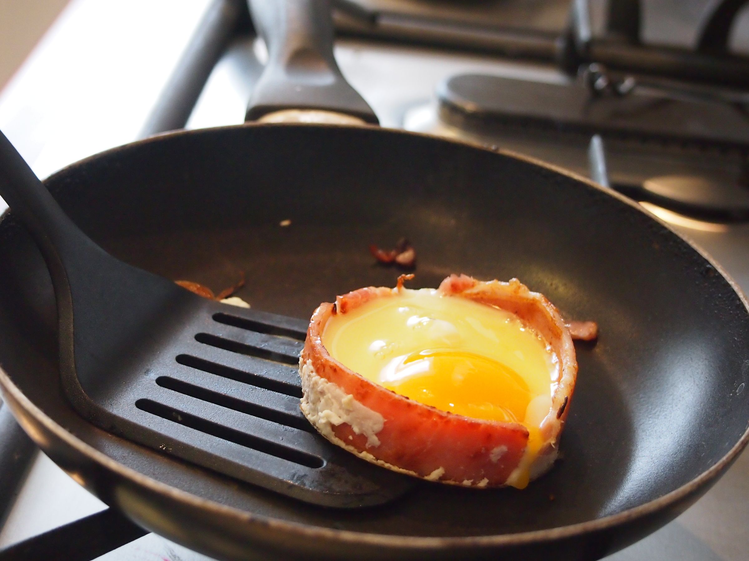 How to Cook an Egg & Bacon Ring : 6 Steps (with Pictures) - Instructables