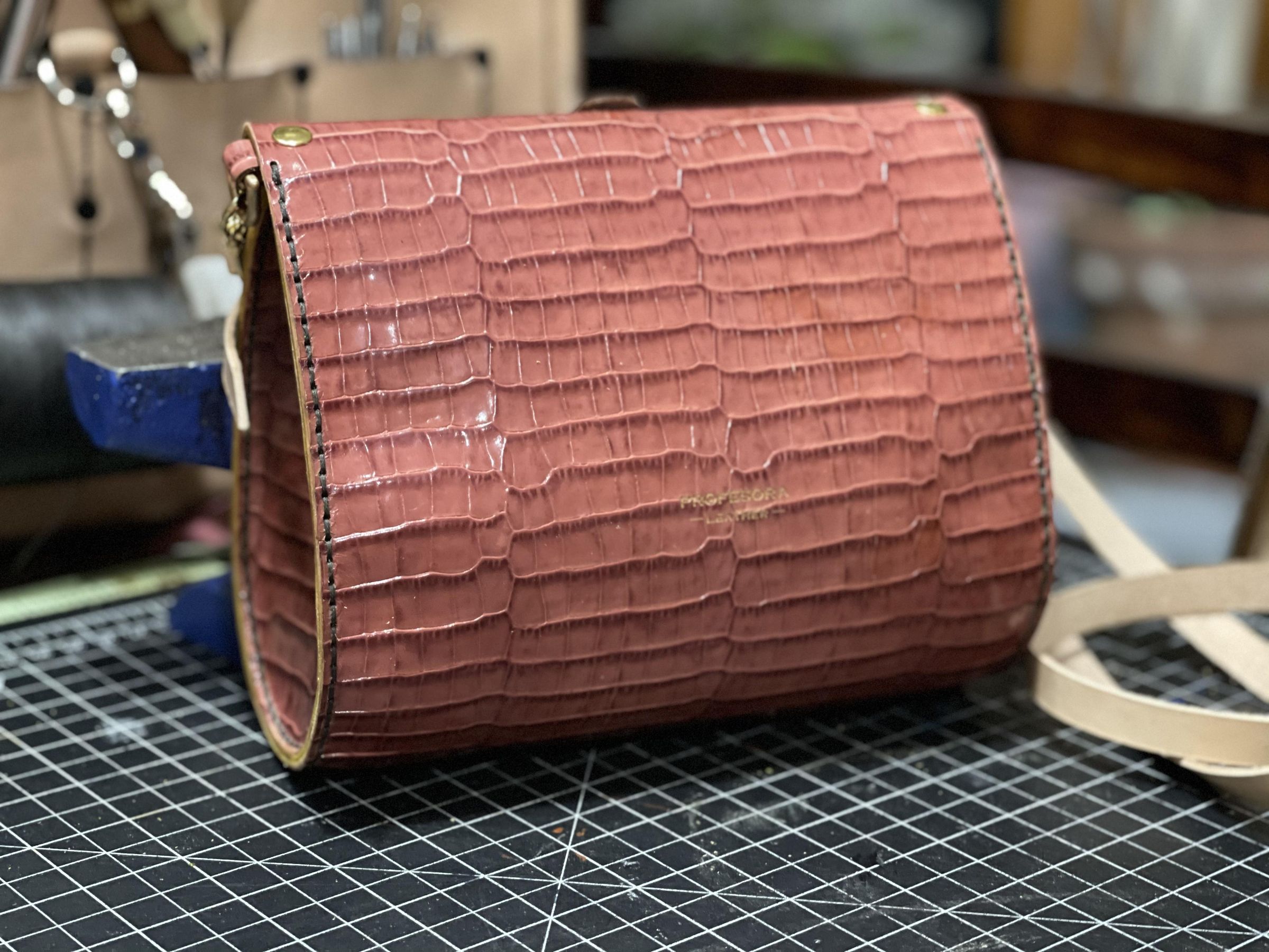 Gator Embossed Leather Purse : 8 Steps (with Pictures) - Instructables