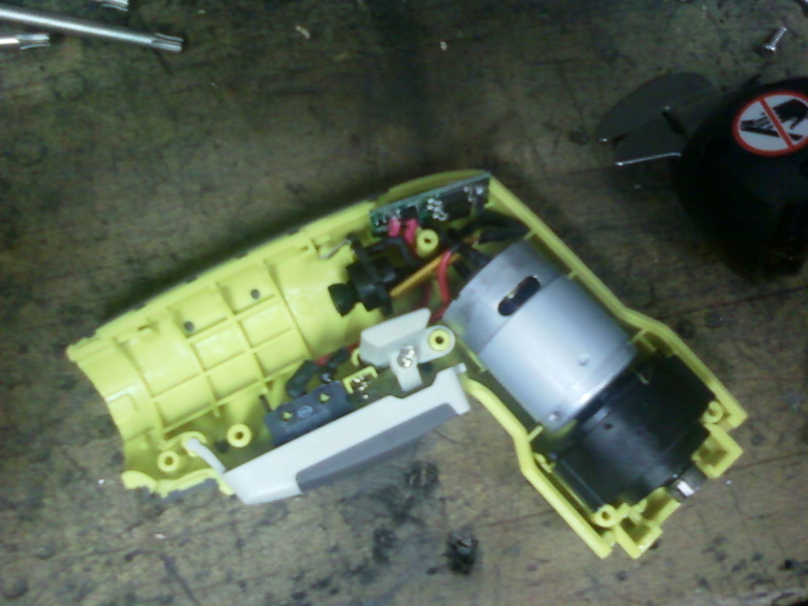 Ryobi 4V Cordless Snips Safety Hack (Defeating the Safety) : 5 Steps ...