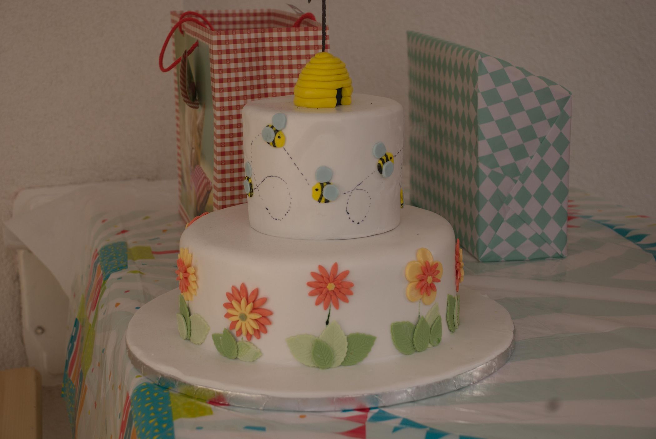 Fondant Bee Cake : 8 Steps (with Pictures) - Instructables