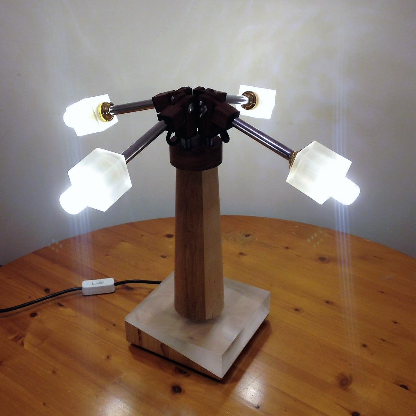 Eccentric Articulated Lamp ::) : 7 Steps (with Pictures) - Instructables