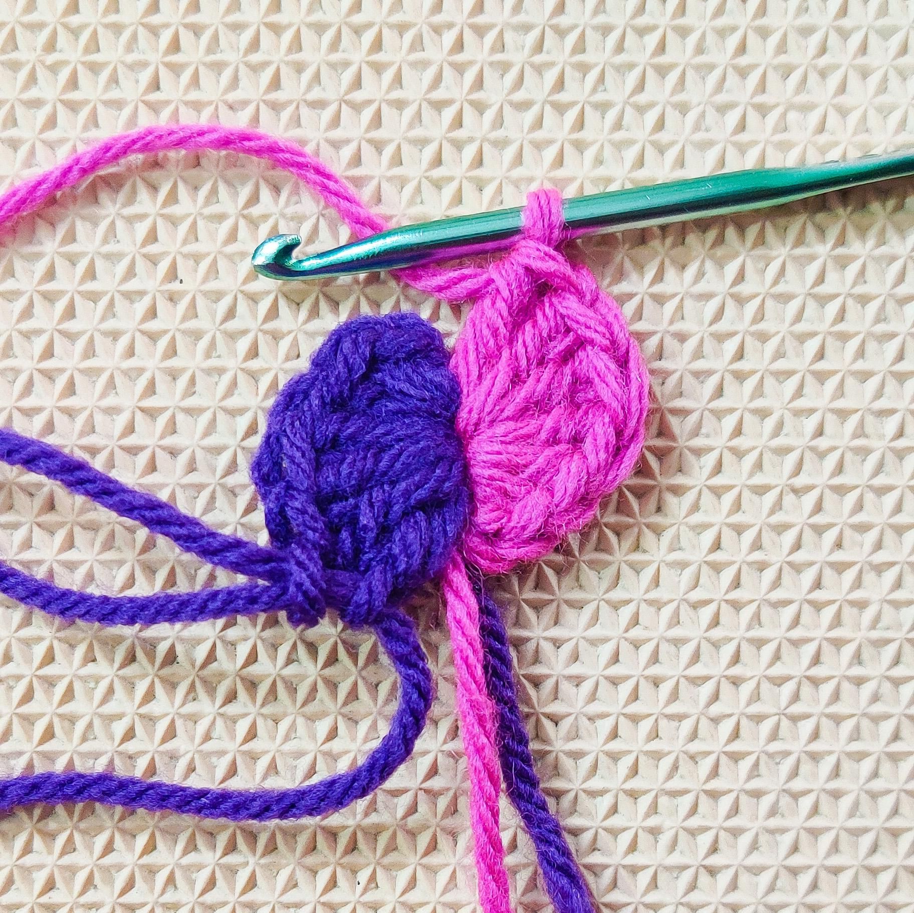 How to Make a Solid Two Color Spiral Crochet Circle : 8 Steps (with ...