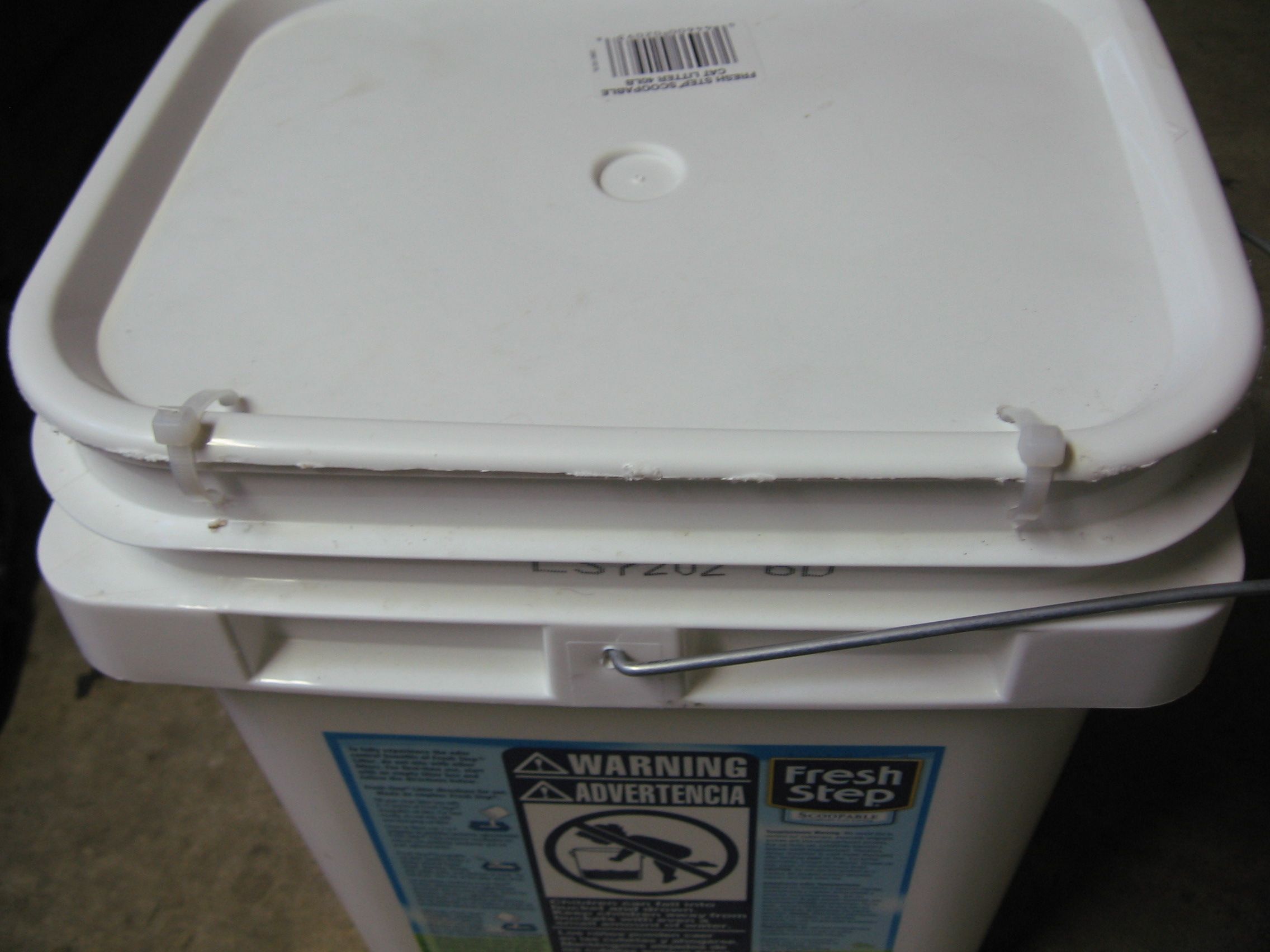Simple Hinged Lid for a 5 Gallon Bucket : 5 Steps - Instructables