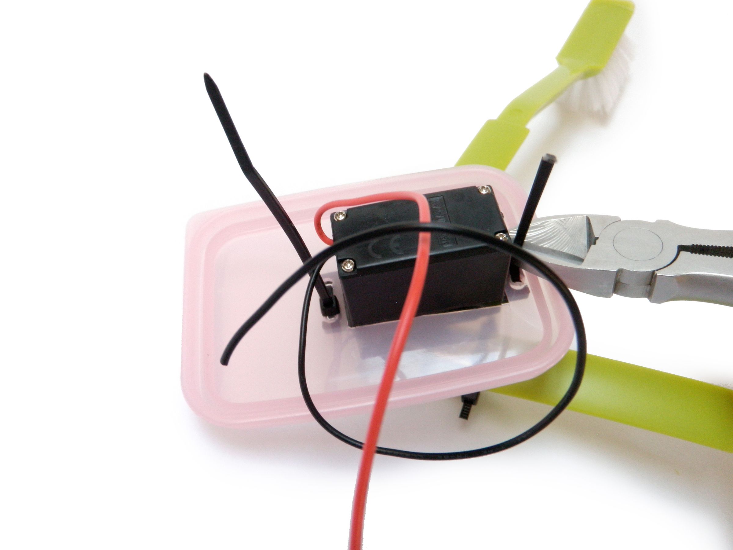 Simple Bots: Skitter : 20 Steps (with Pictures) - Instructables