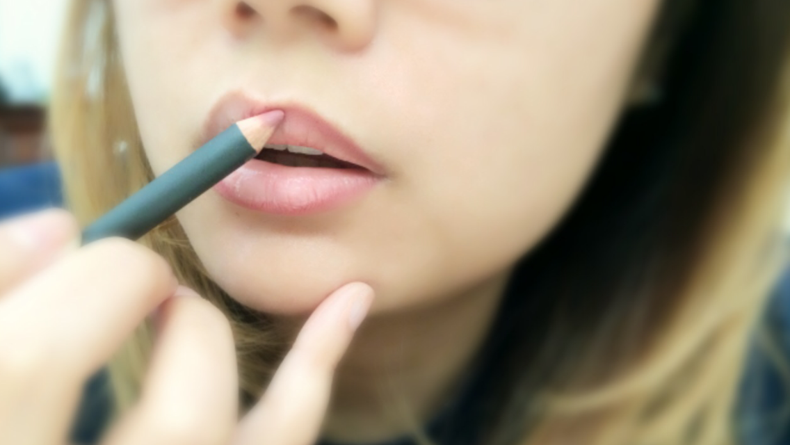 How to Use Lip Liner : 5 Steps (with Pictures) - Instructables