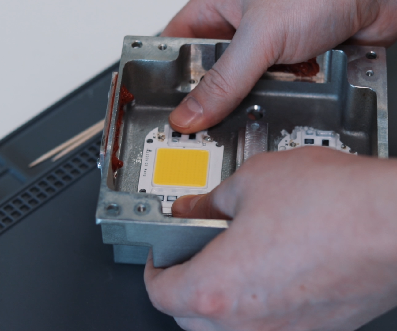 DIY FLOODLIGHT W/AC LEDs (+EFFICIENCY VS DC LEDs) : 21 Steps (with ...