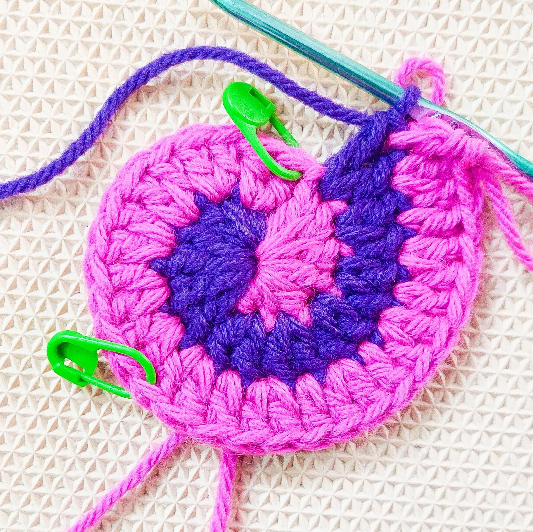 How to Make a Solid Two Color Spiral Crochet Circle : 8 Steps (with ...