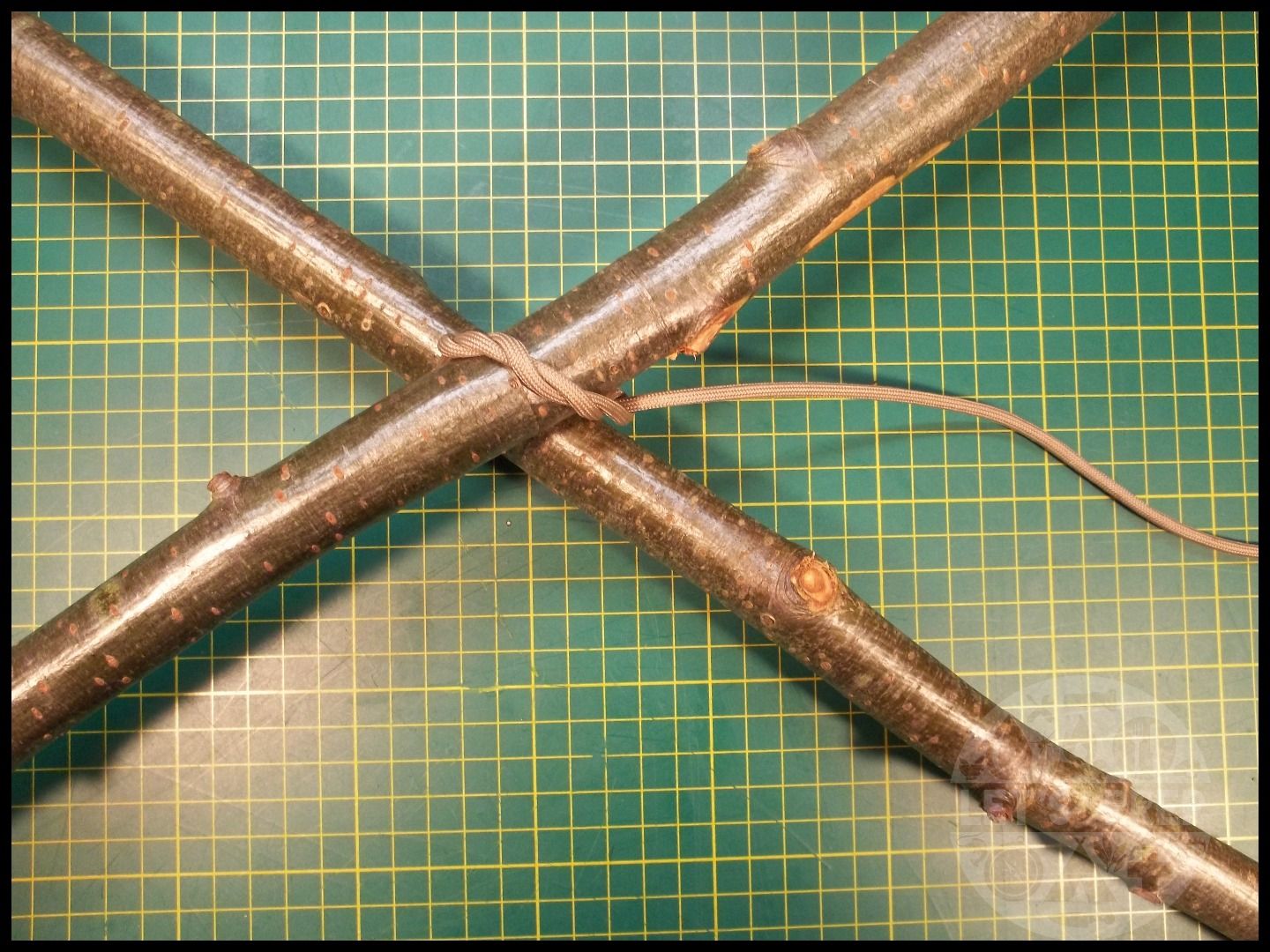 Quick Skills #5: How to Tie Lashings - Pt.2 Diagonal Lashing : 7 Steps ...