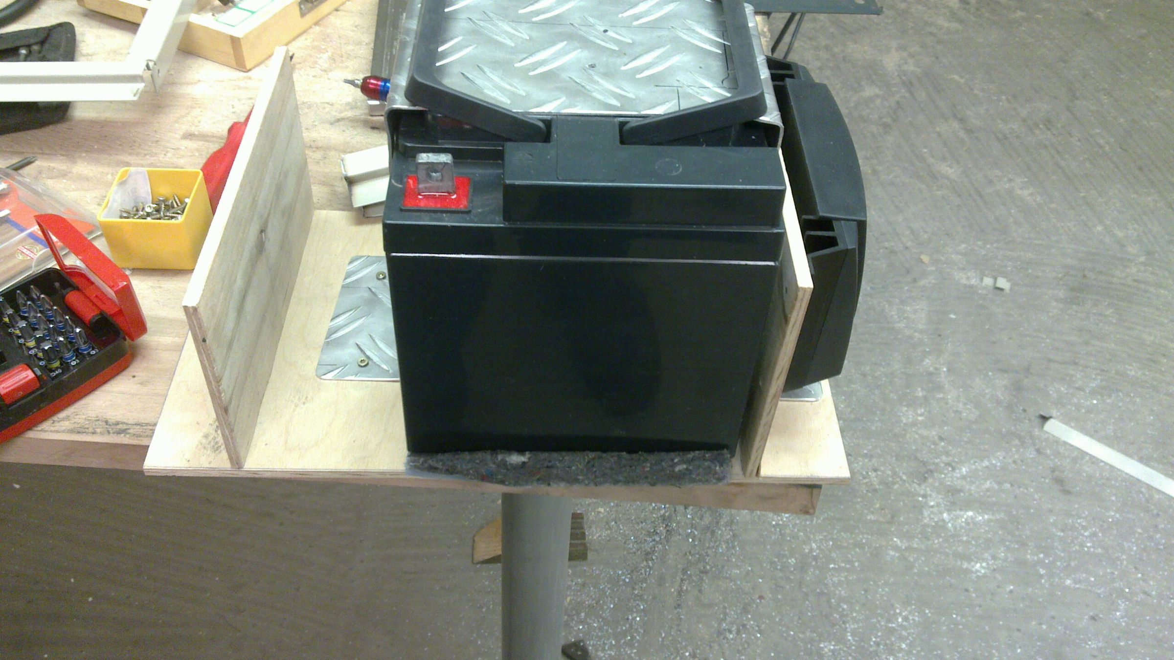 Off Grid Battery Box : 4 Steps - Instructables