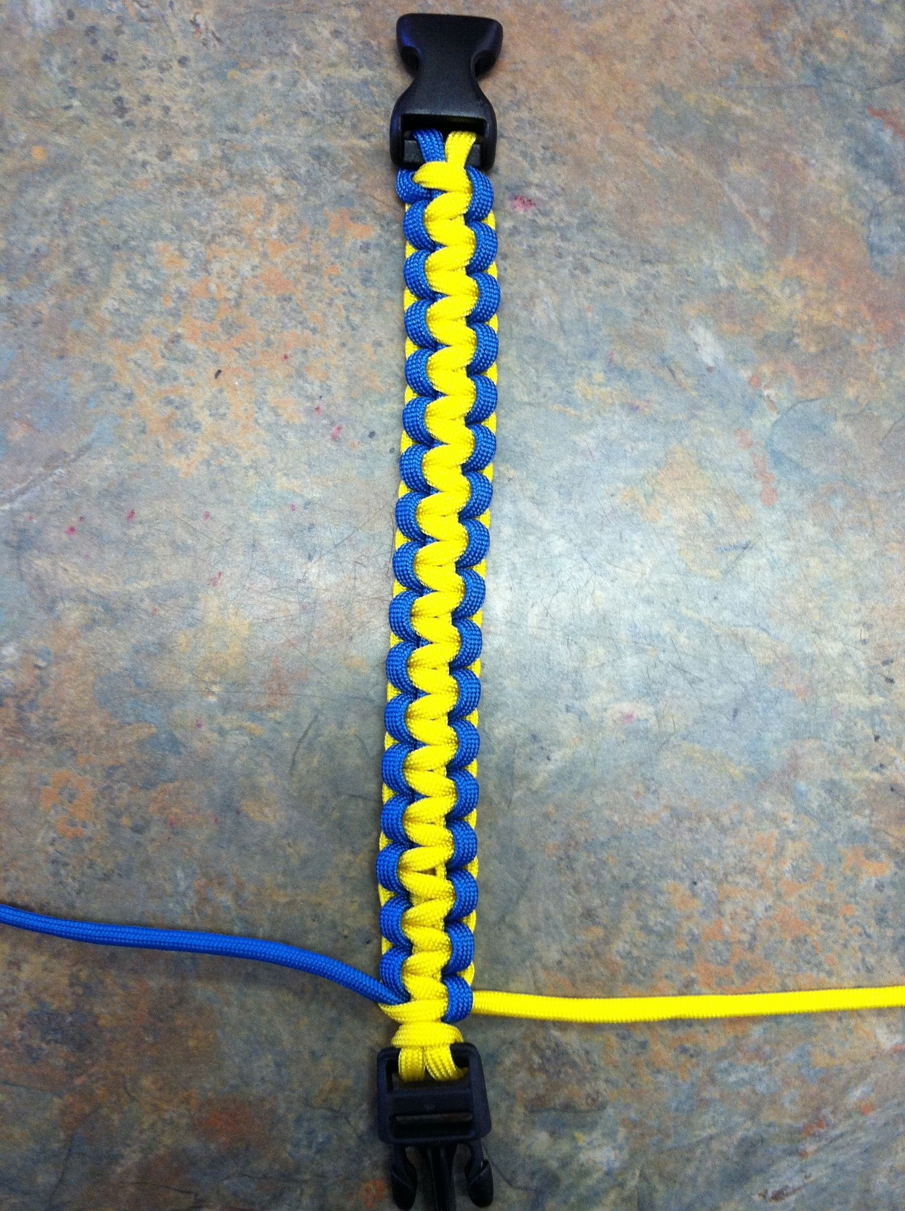 2 Color Paracord Bracelet (Tutorial) : 7 Steps - Instructables