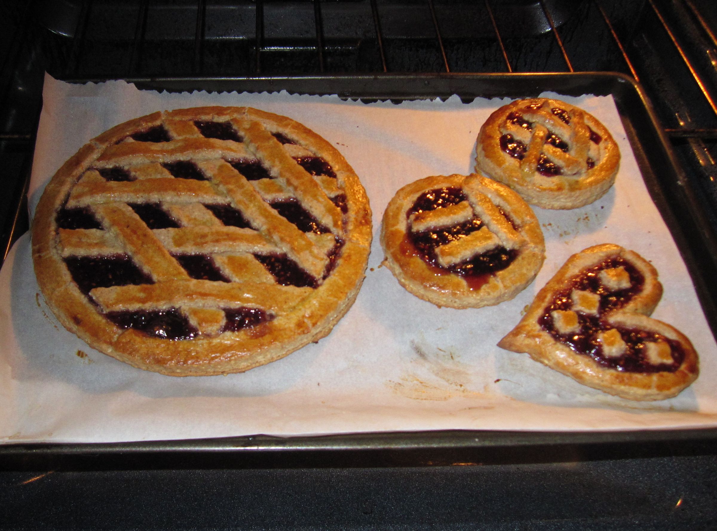 Traditional Raspberry Pie: a Linzertorte or Linzer Torte : 7 Steps ...