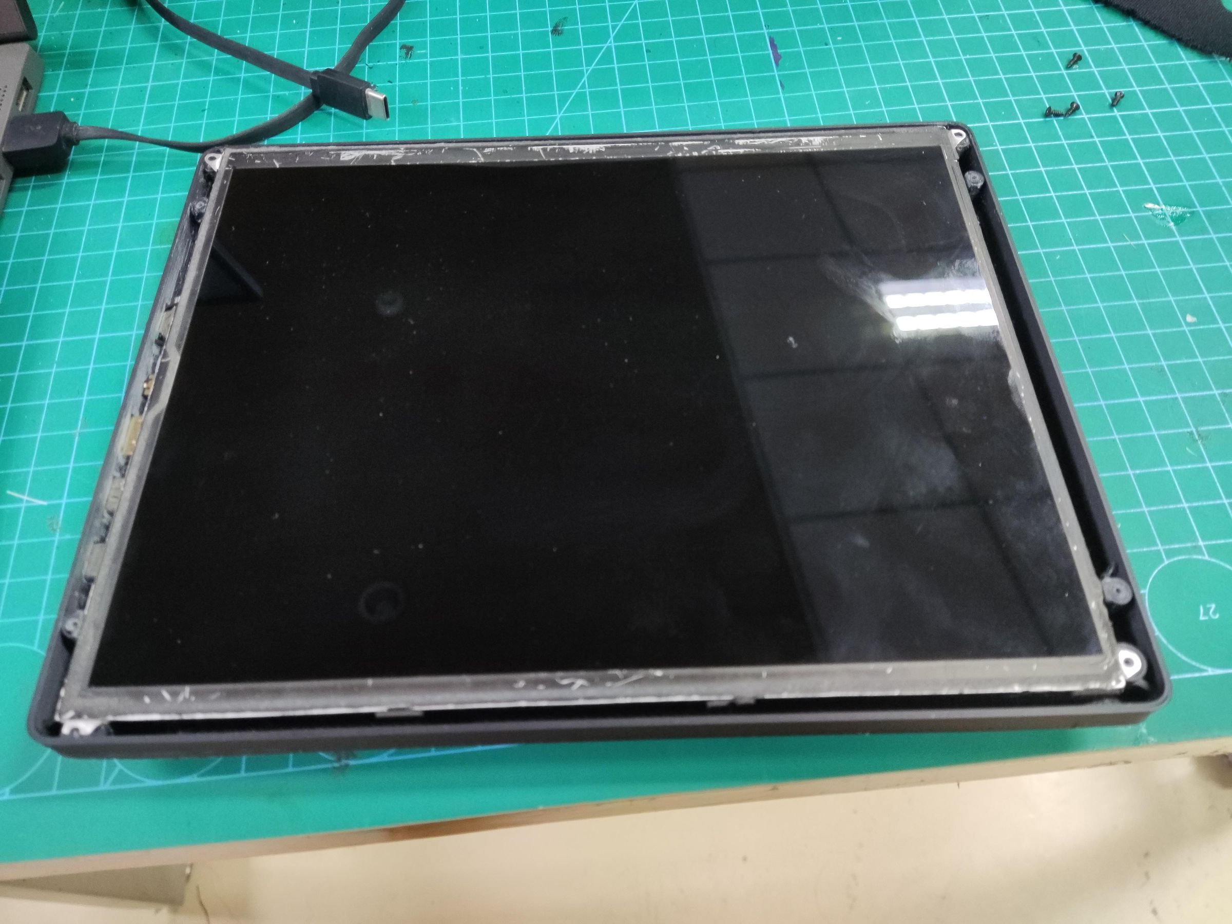 DIY Portable Monitor Recycled From IPad 3 : 10 Steps (with Pictures ...