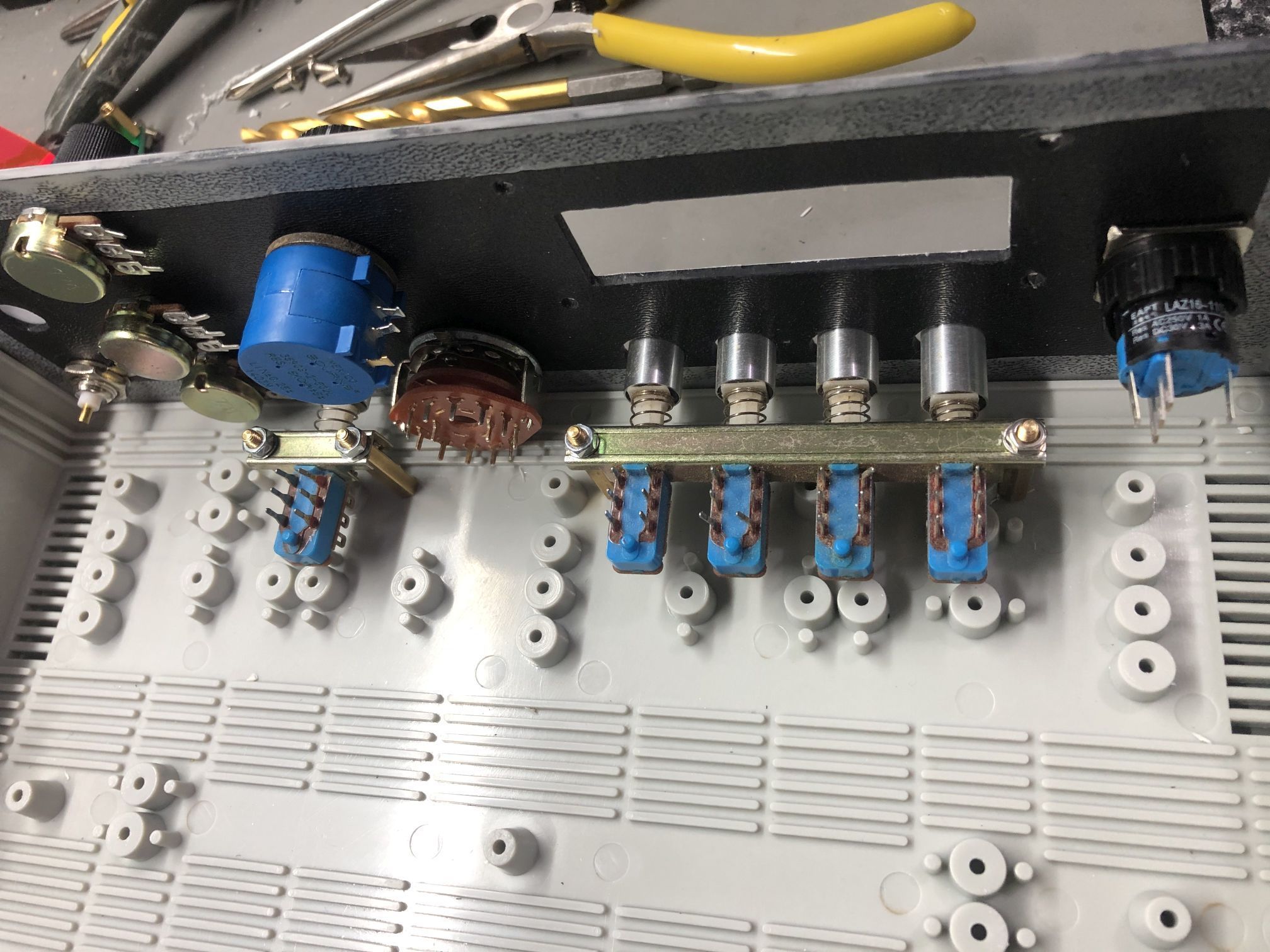 Build This 5Hz to 400KHz LED Sweep Signal Generator From Kits : 8 Steps ...