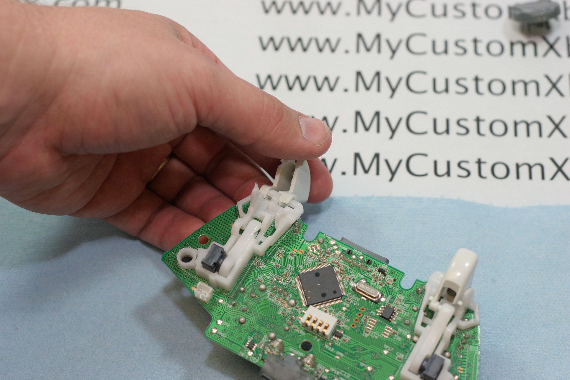 How to Disassemble an Xbox 360 Wireless Controller : 18 Steps ...