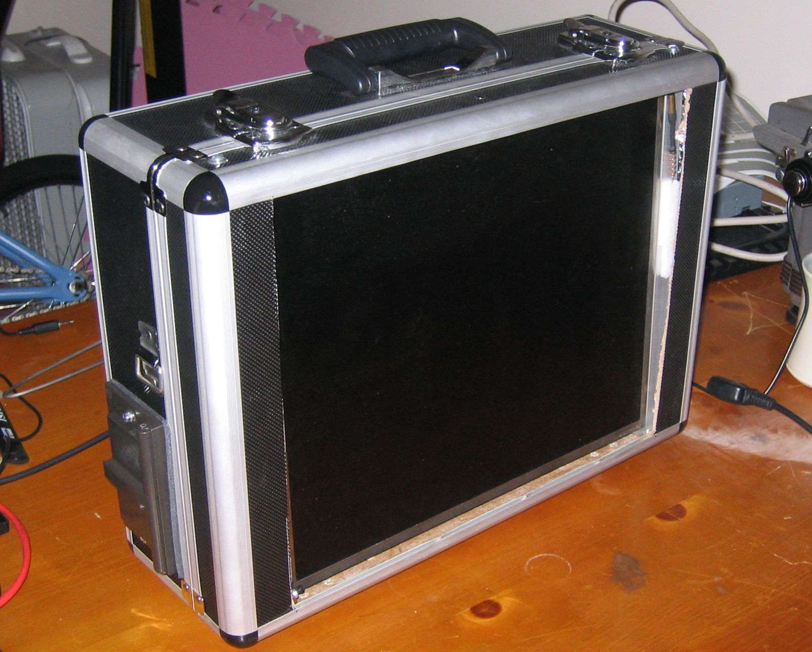 (Suit)case Mod : 4 Steps - Instructables