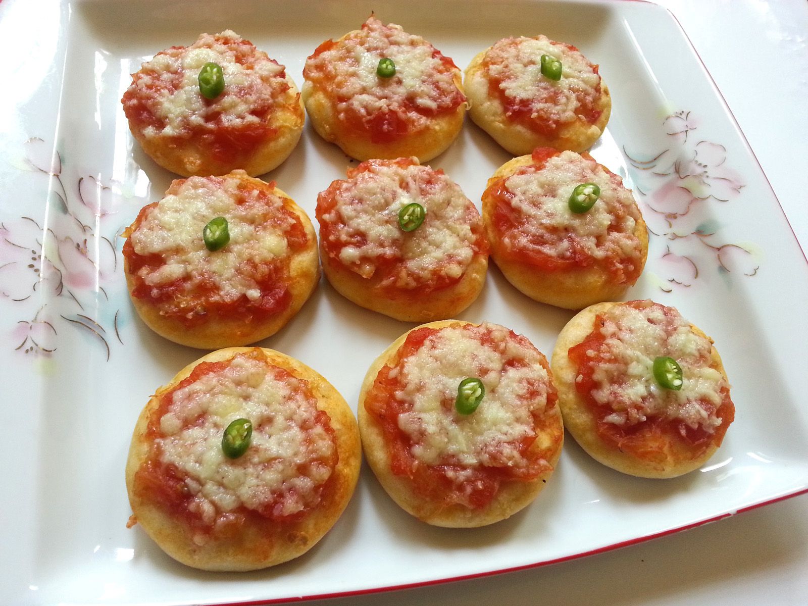 Delicious Mini Pizzas : 5 Steps (with Pictures) - Instructables