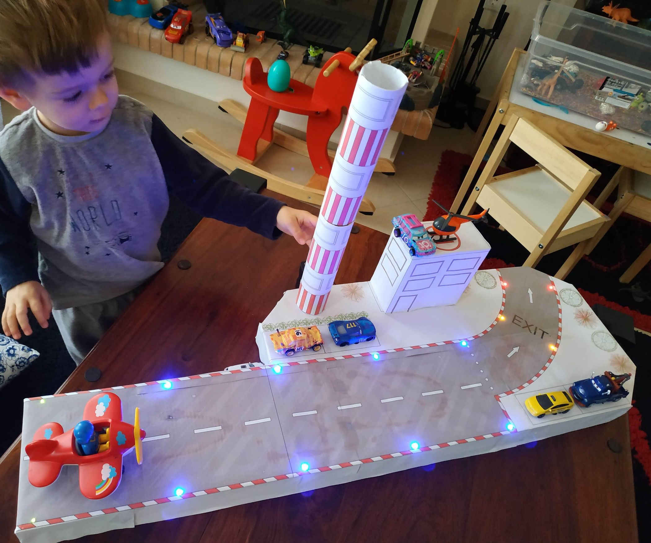 Airport From Pizza Boxes : 4 Steps - Instructables