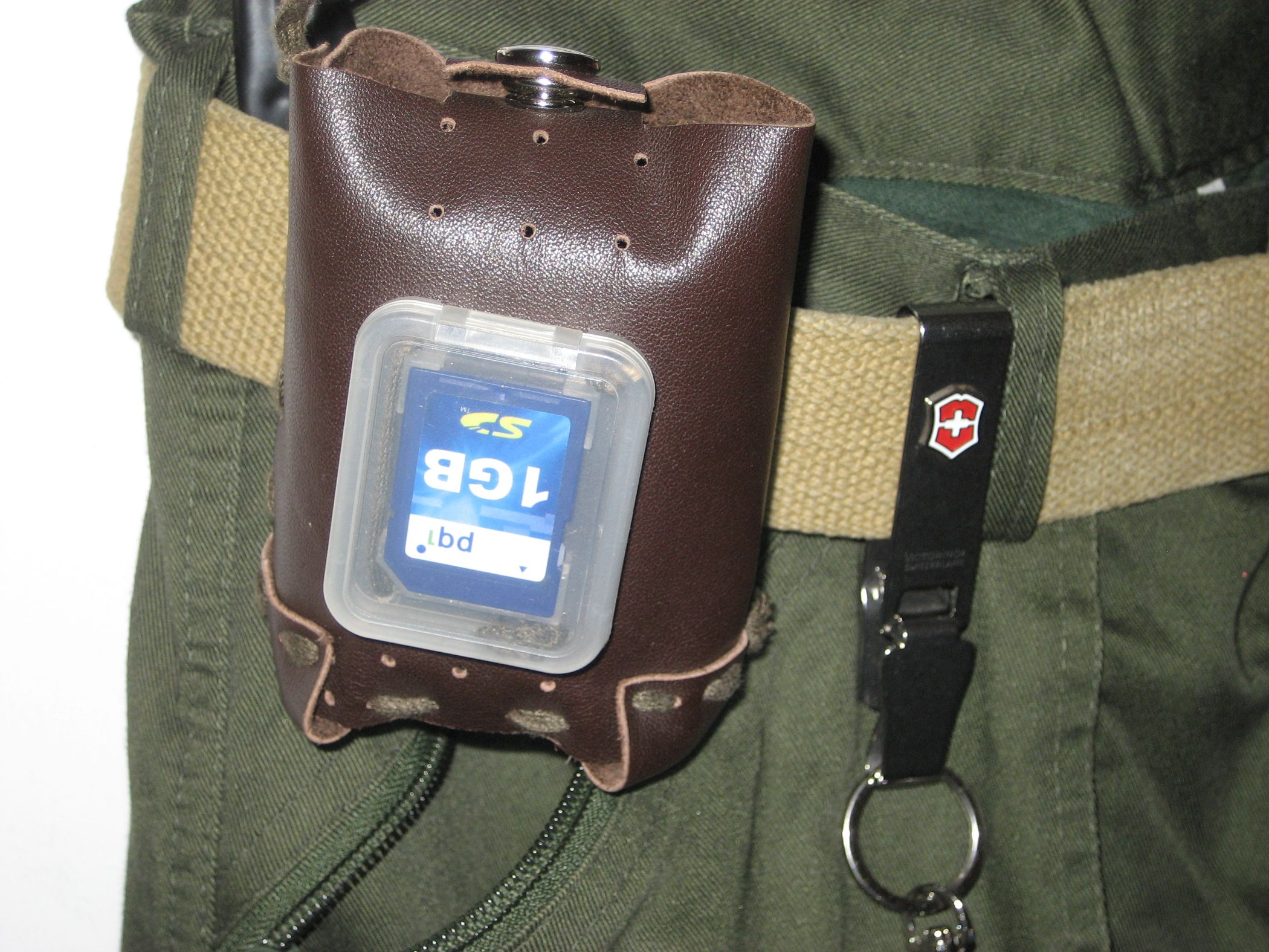 Leather Camera Belt Pouch From a Single Rectangle : 12 Steps ...