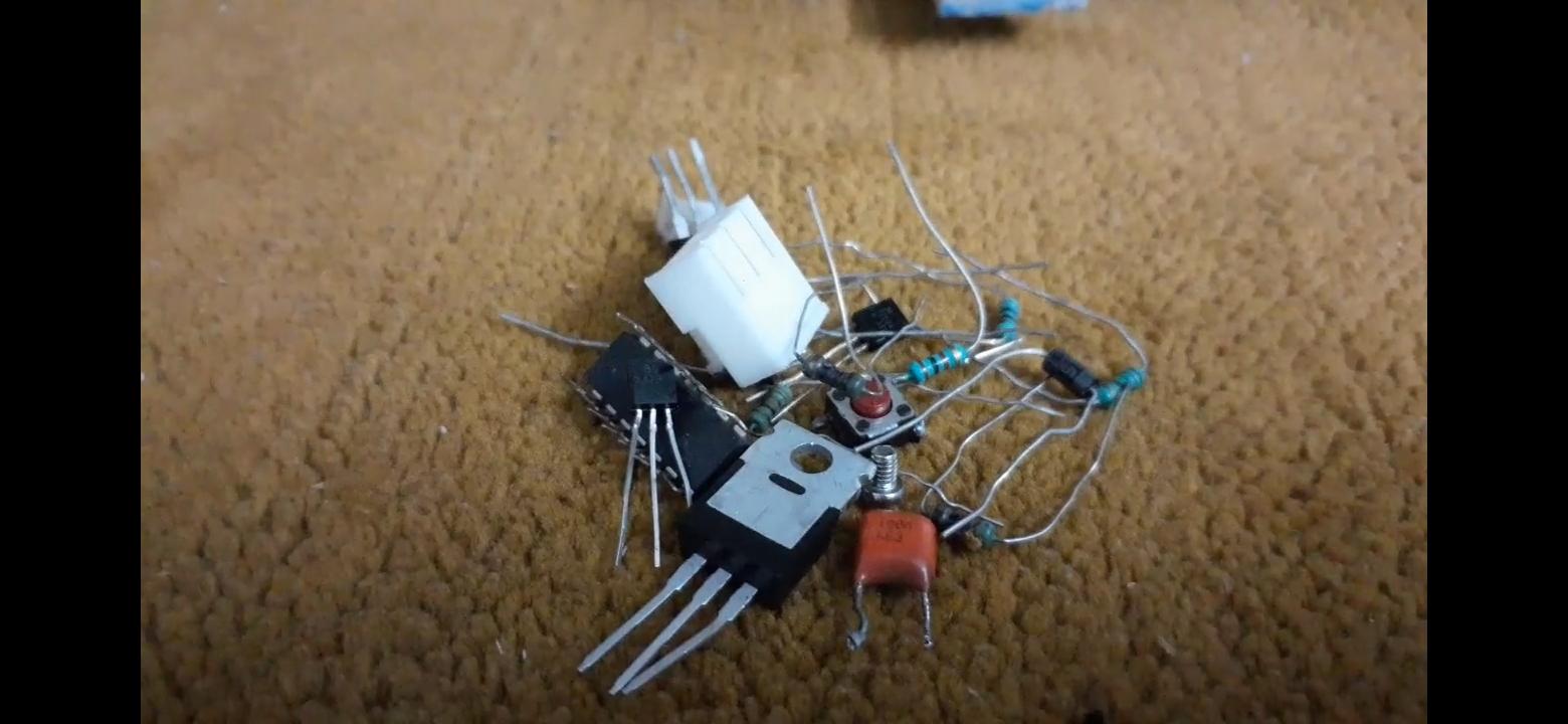 ELECTRONIC COMPONENTS BASED CHRISTMAS TREE : 8 Steps - Instructables