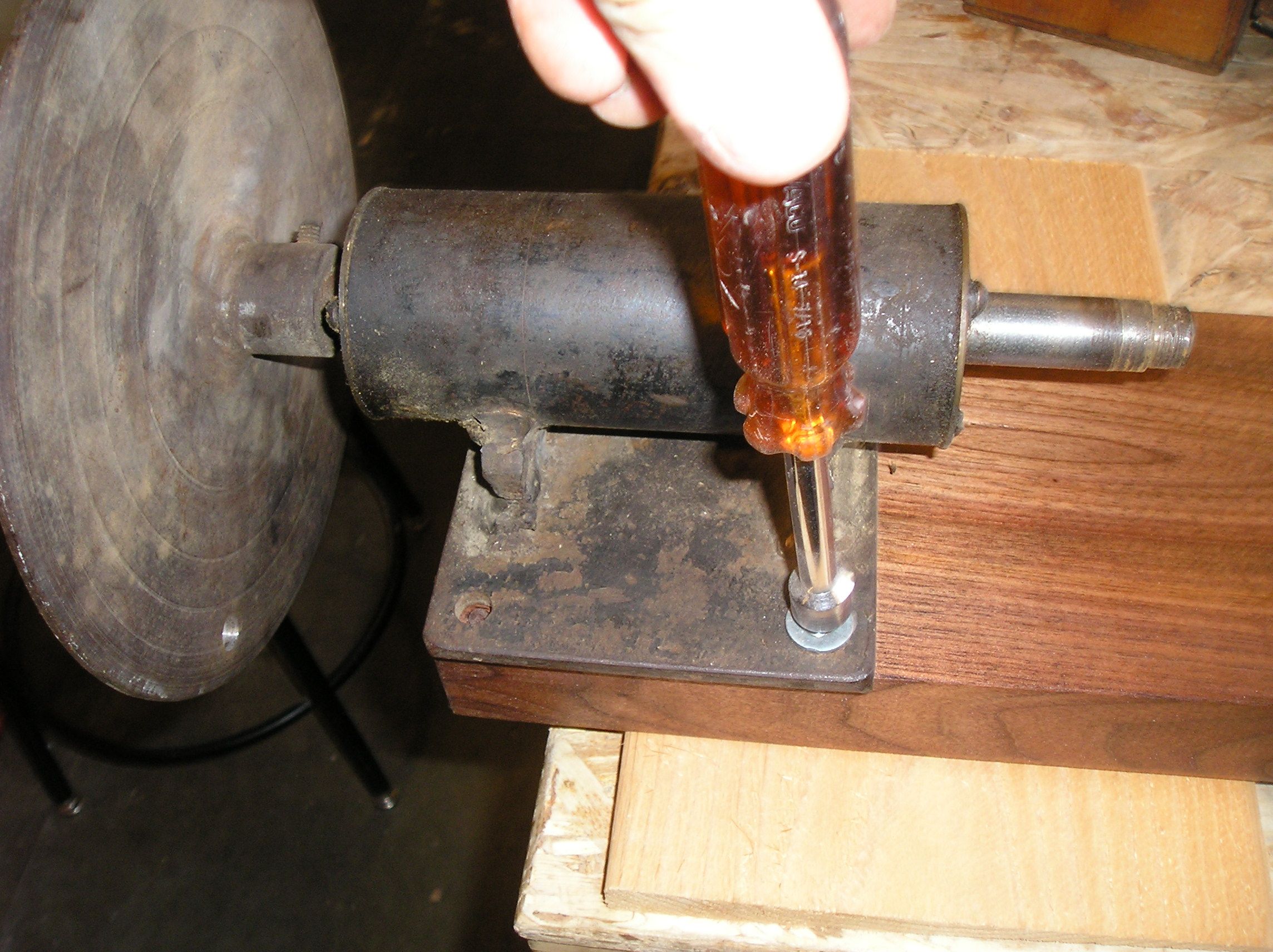 Making and Using a Hand Crank Lathe for Use With a Plasma Cutter : 6 ...