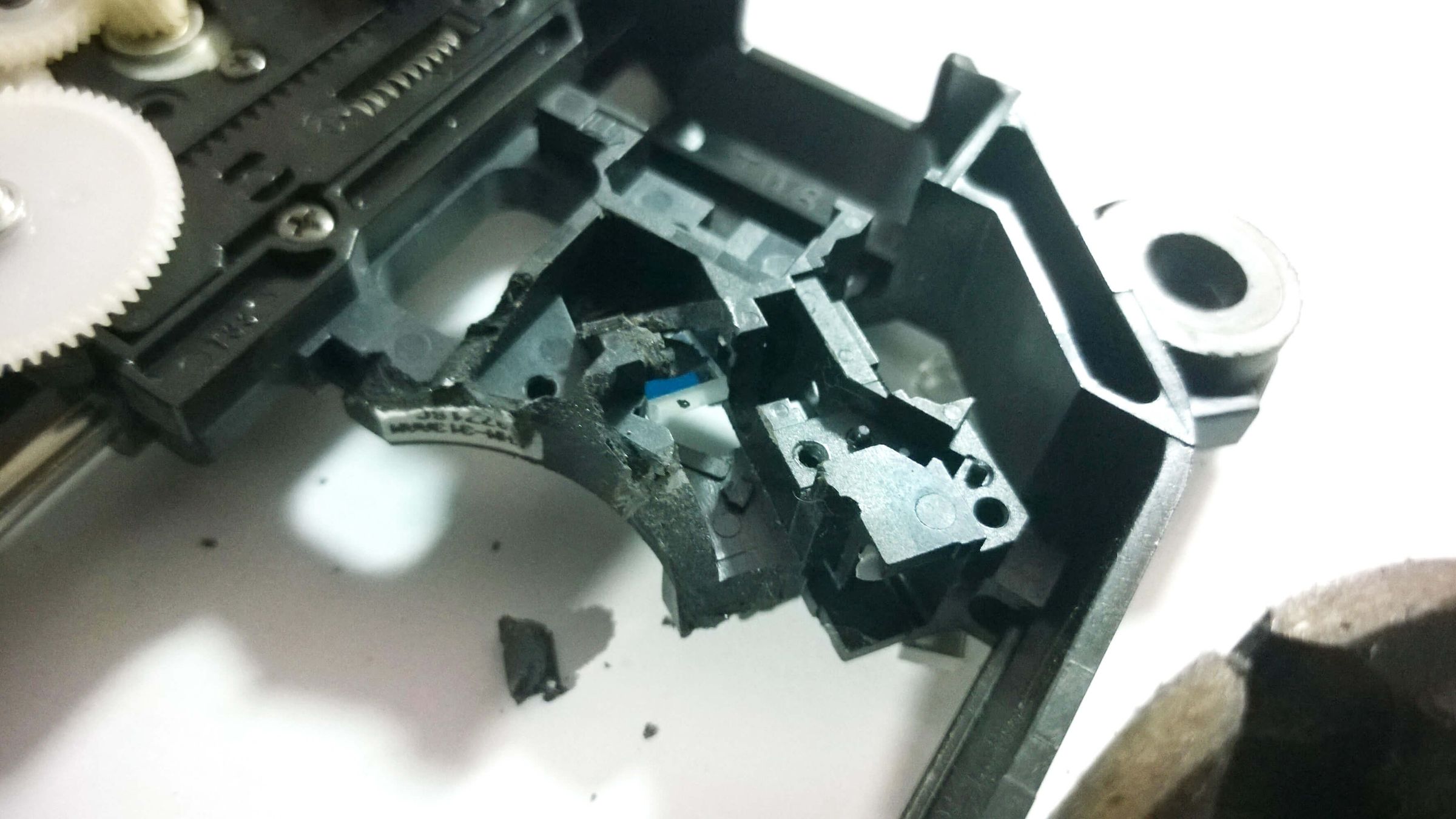 Parts to Salvage From a DVD/CD Player : 10 Steps - Instructables
