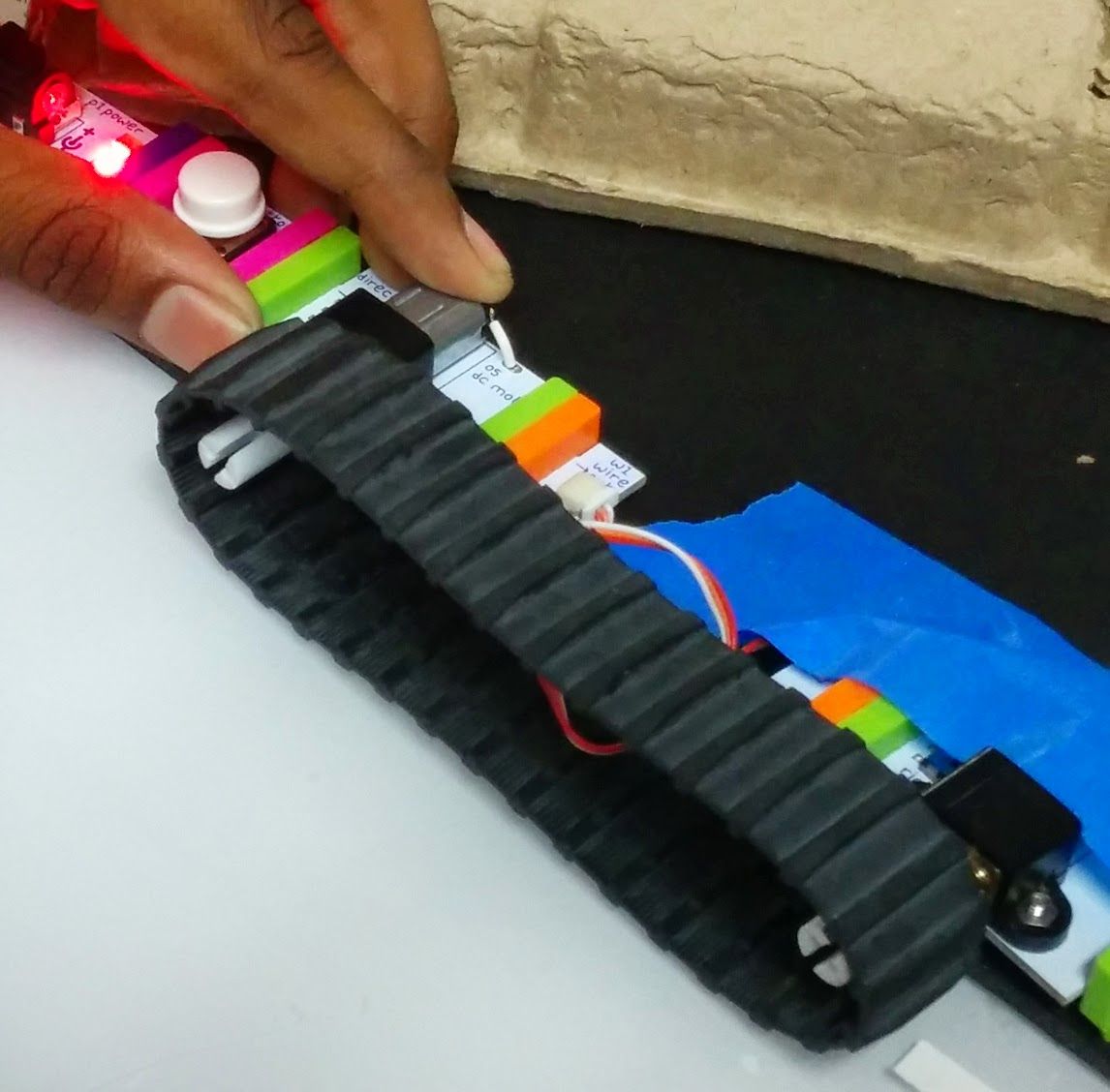 LittleBits Mini Conveyor Belt : 3 Steps - Instructables