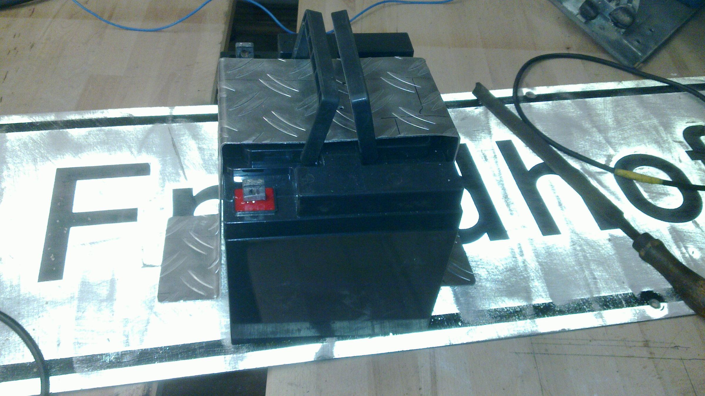 Off Grid Battery Box : 4 Steps - Instructables