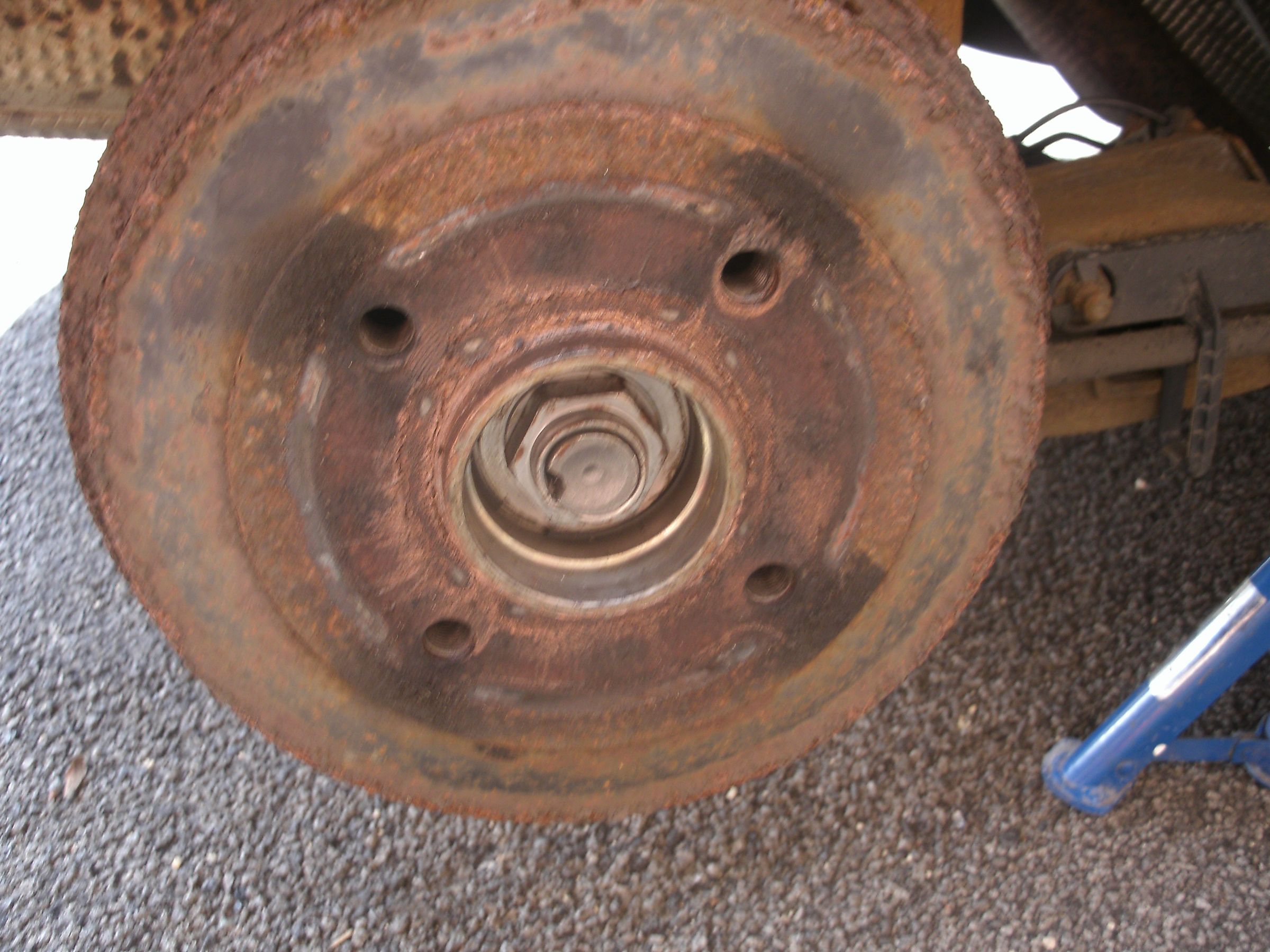 Replacing Rear Brake Shoes and Brake Cylinder on an '06 Citroen C3 : 5 ...