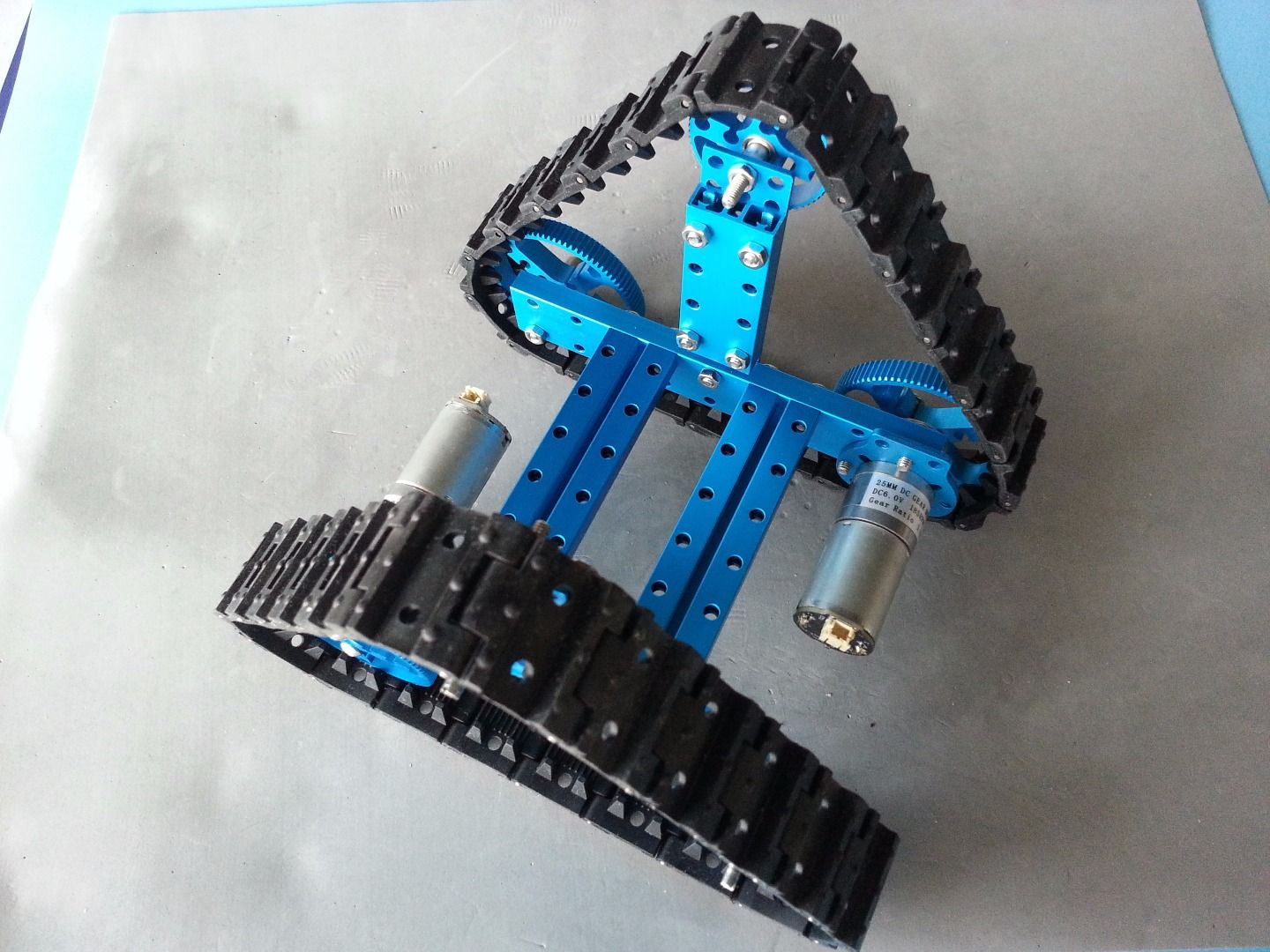 How to Build a Triangular Tank With Makeblock : 11 Steps (with Pictures ...