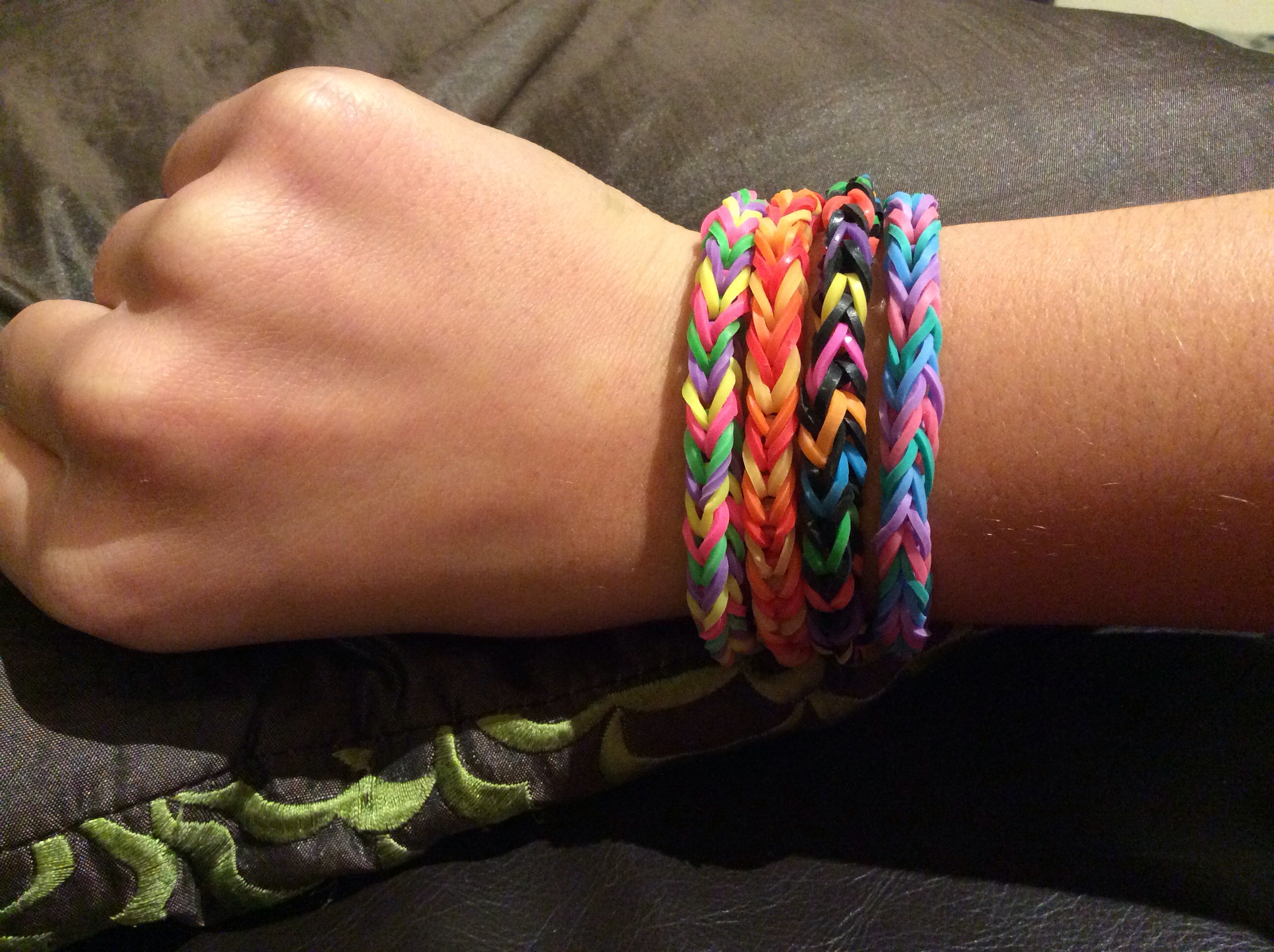 Rainbow Loom Fishtail Bracket : 6 Steps - Instructables