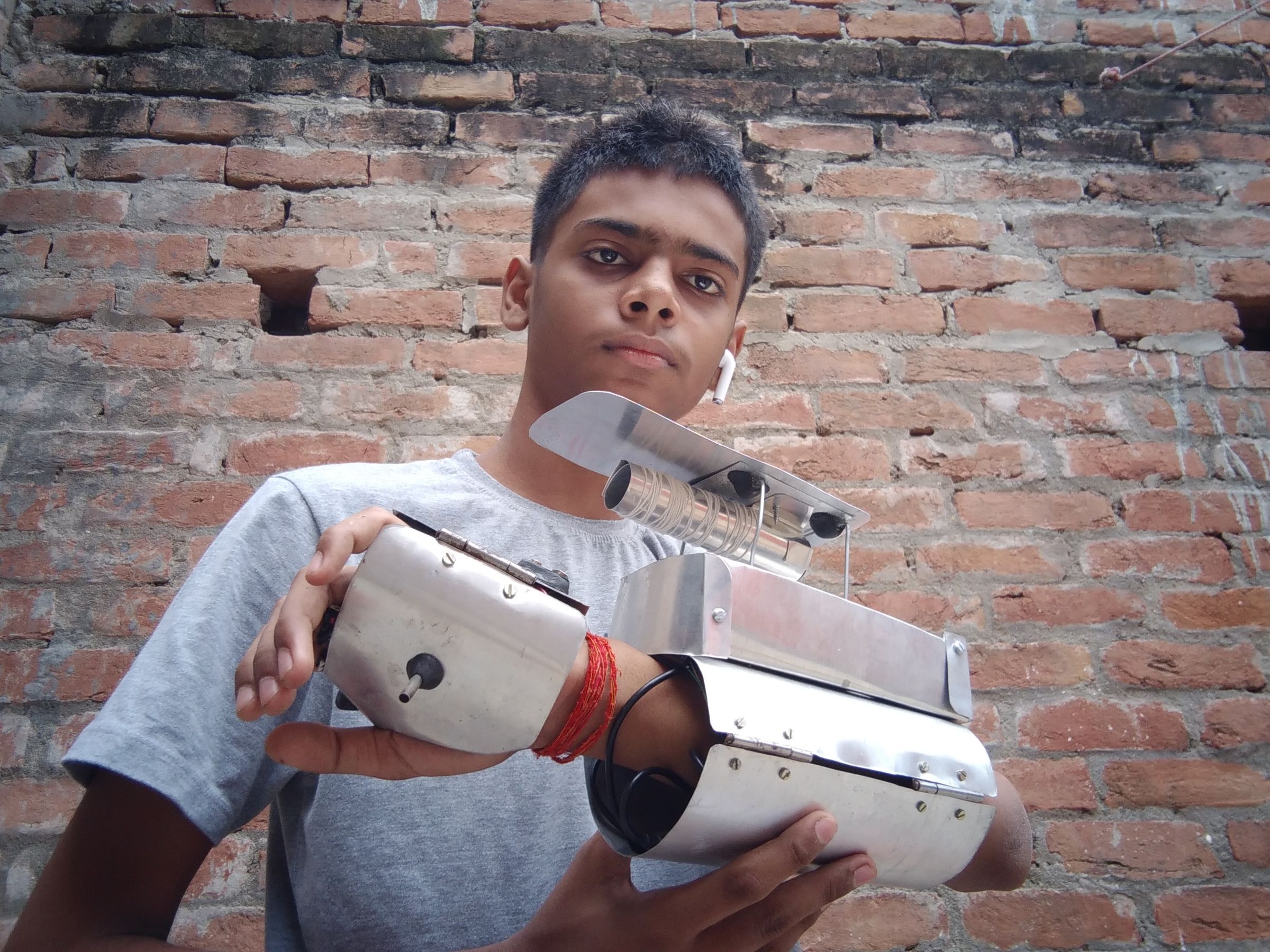 Make It Real - Iron Man Gauntlets : 6 Steps - Instructables