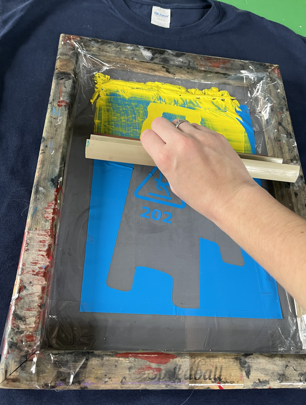 How to Screenprint a T-shirt Using a Vinyl Cutout : 15 Steps (with ...