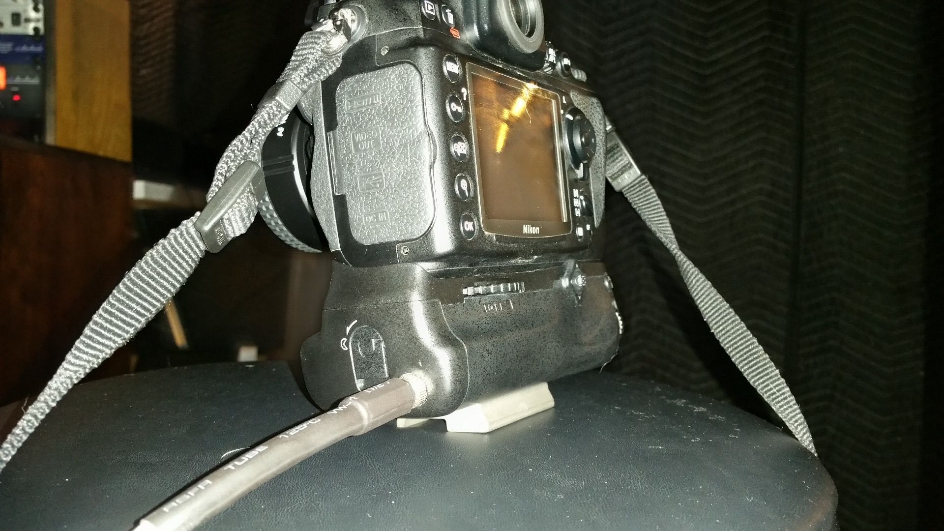 Nikon MB-D10/MB-D12 External Battery Pack : 9 Steps (with Pictures ...