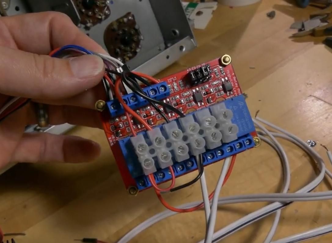 Retro Radio With a Hidden Secret! Old School Style With New School ...