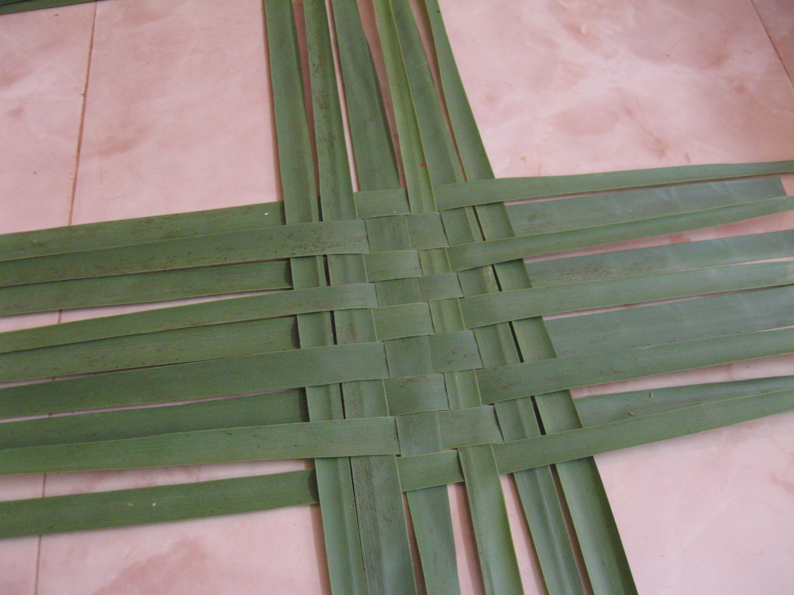 How to Weave a Small Mat From Coconut Leaves : 4 Steps (with Pictures ...