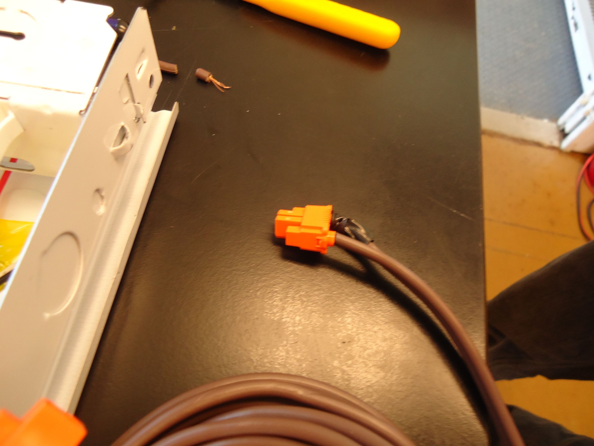 Biomonstaaar's Fluorescent Lights : 10 Steps - Instructables