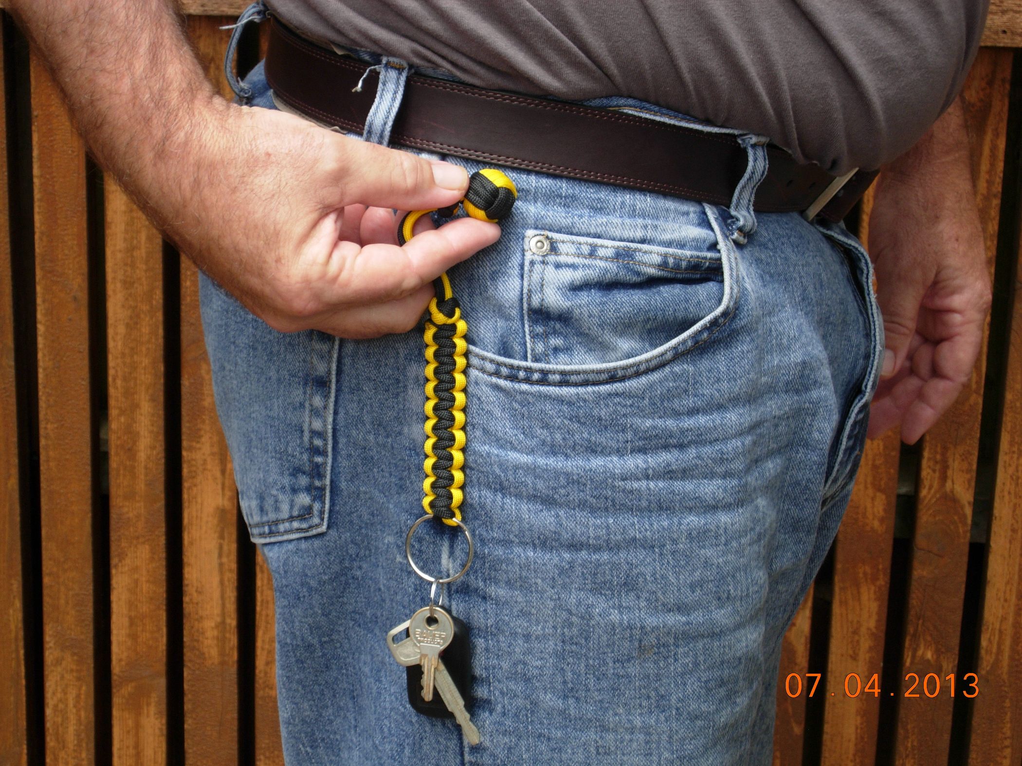 Two Color Monkey Fist Key Fob : 6 Steps - Instructables