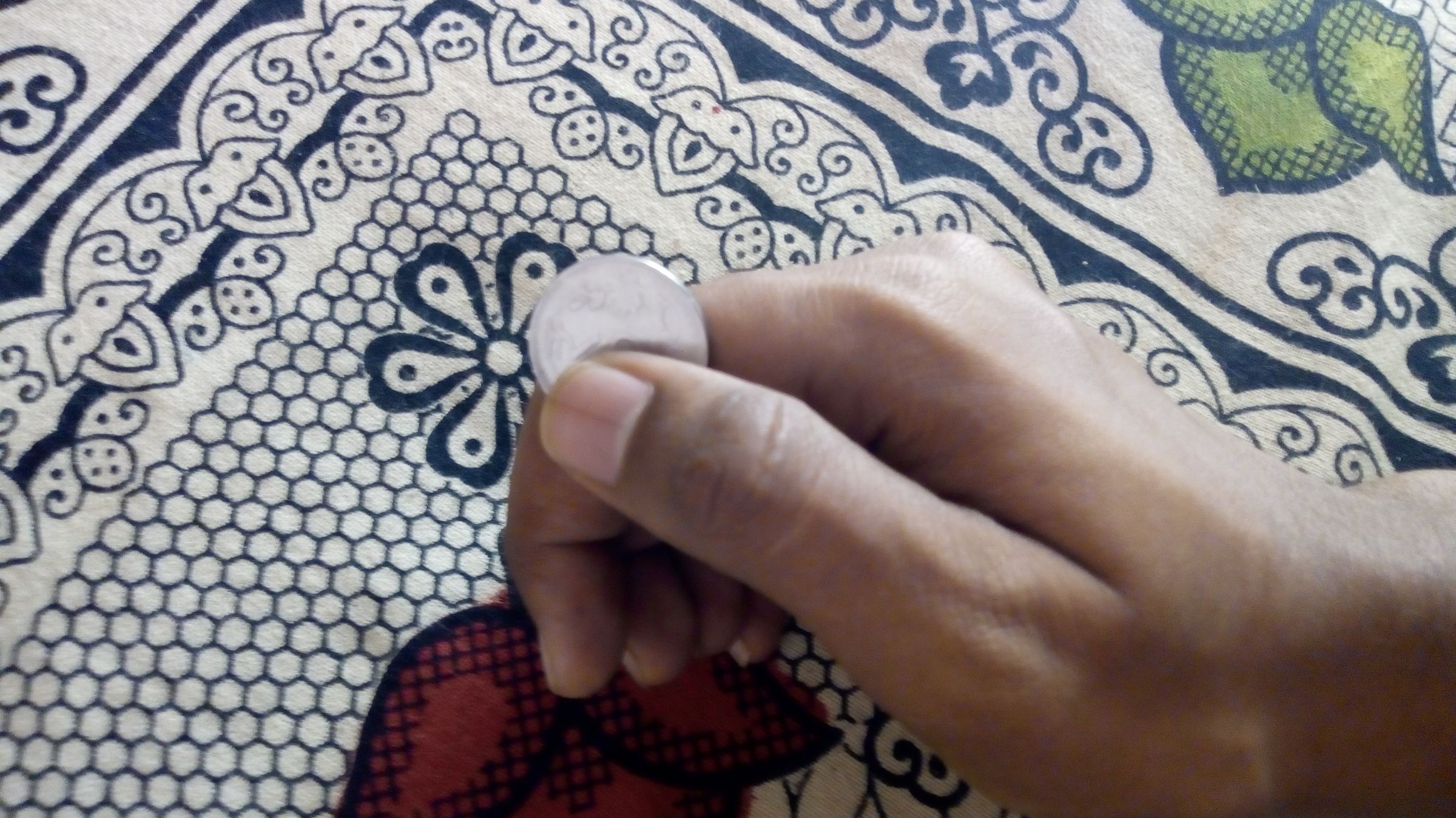 Rolling Coin Across Your Fingers! Coin Trick : 5 Steps - Instructables