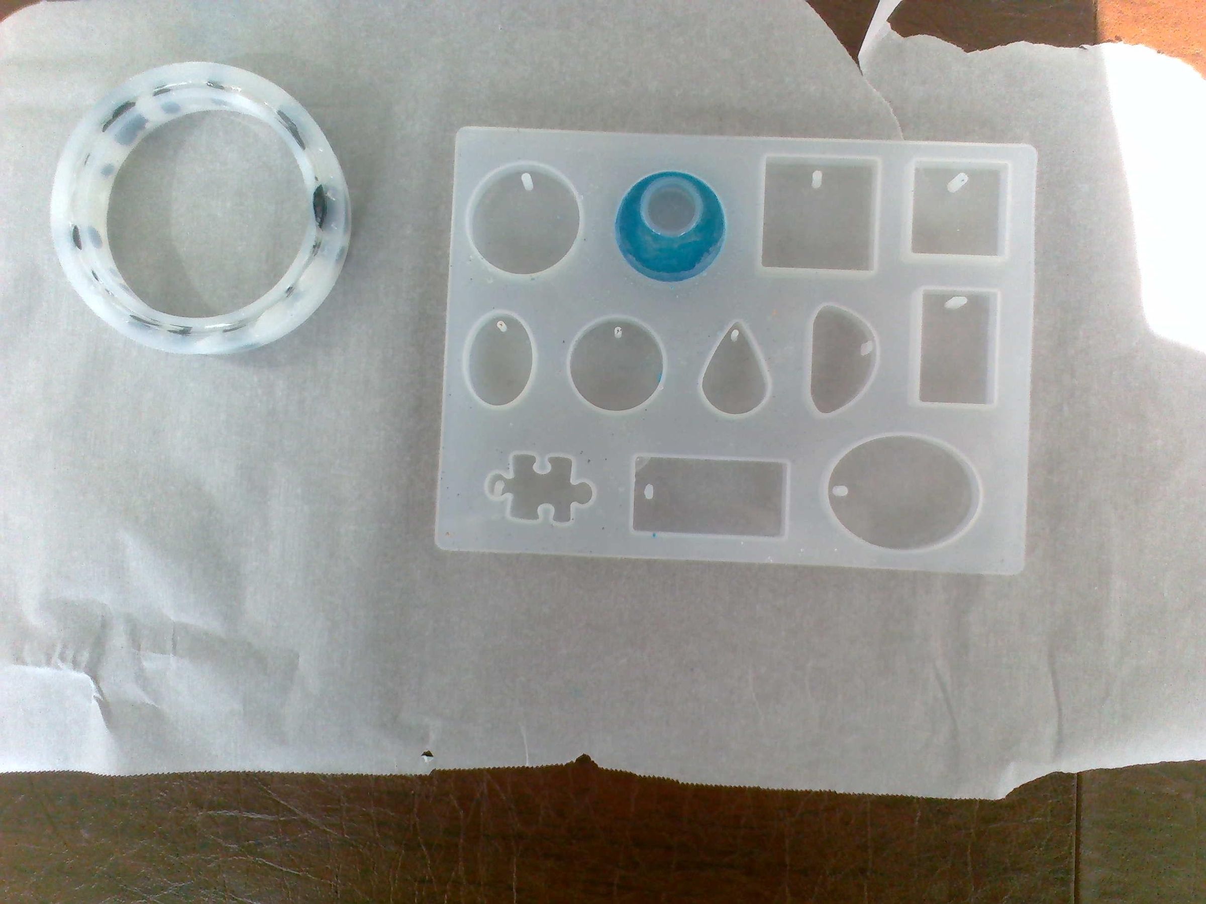 How to Make Epoxy Earrings and Bracelet : 14 Steps - Instructables