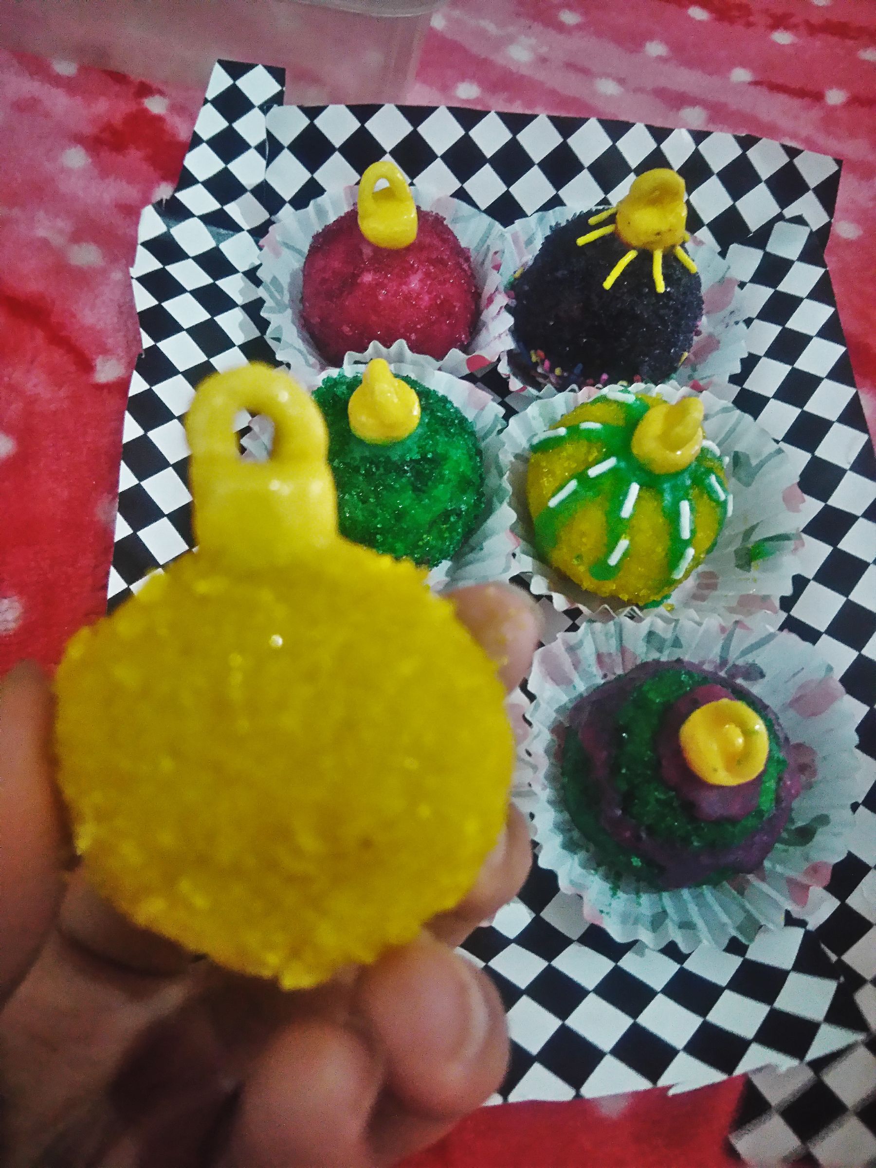 Ornament Cake Balls, With DIY Edible Glitters!!! : 7 Steps (with ...