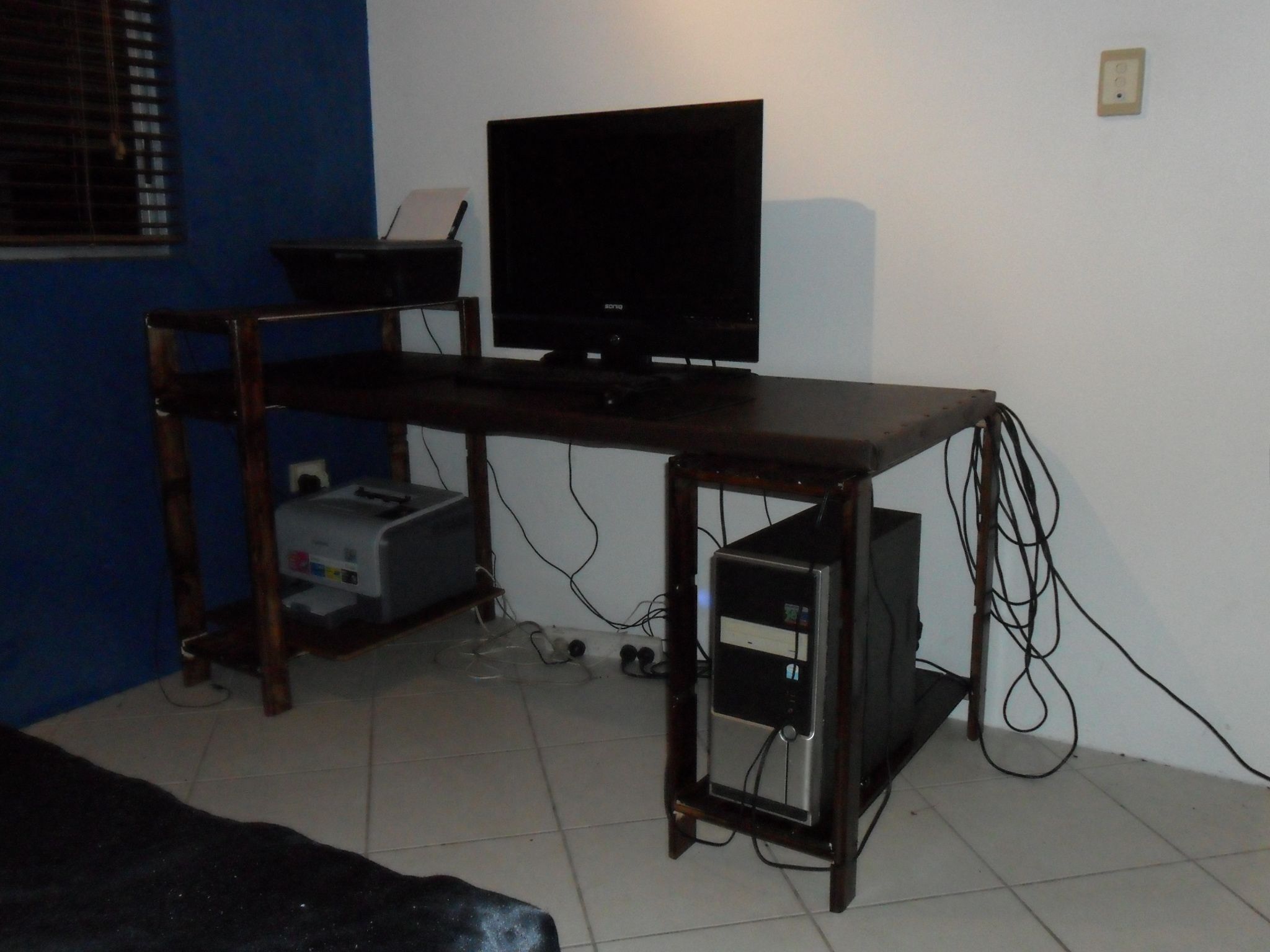 Cheap and Easy Desk : 5 Steps - Instructables