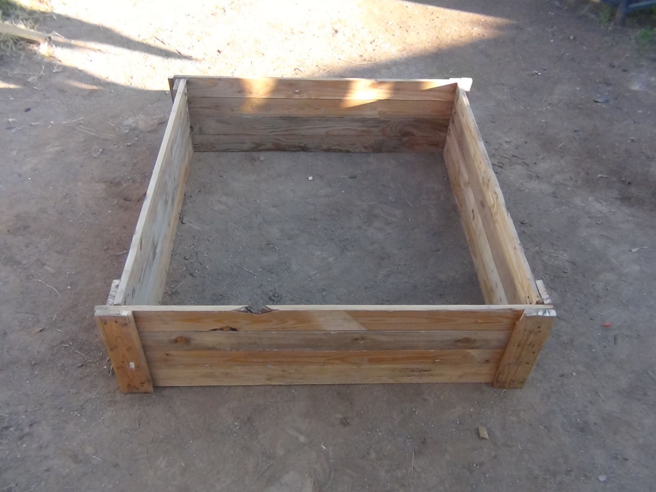 How to Make a Raised Bed Garden Box From Wood Pallets. : 5 Steps (with ...