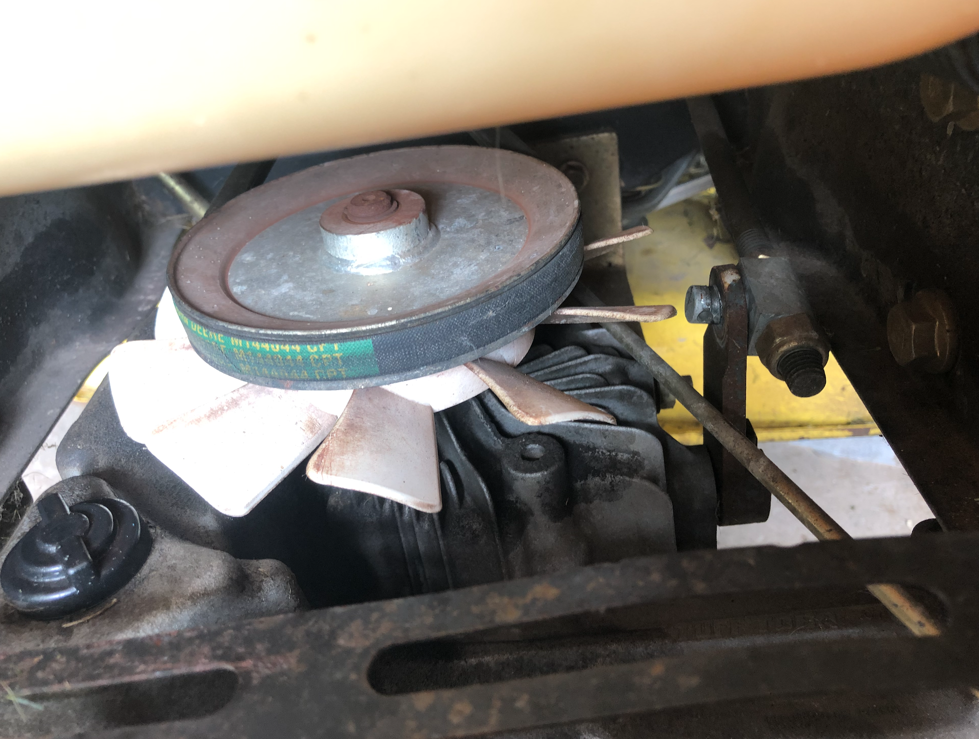 How to Replace a Hydrostatic Transmission on a Lawn Mower : 5 Steps ...