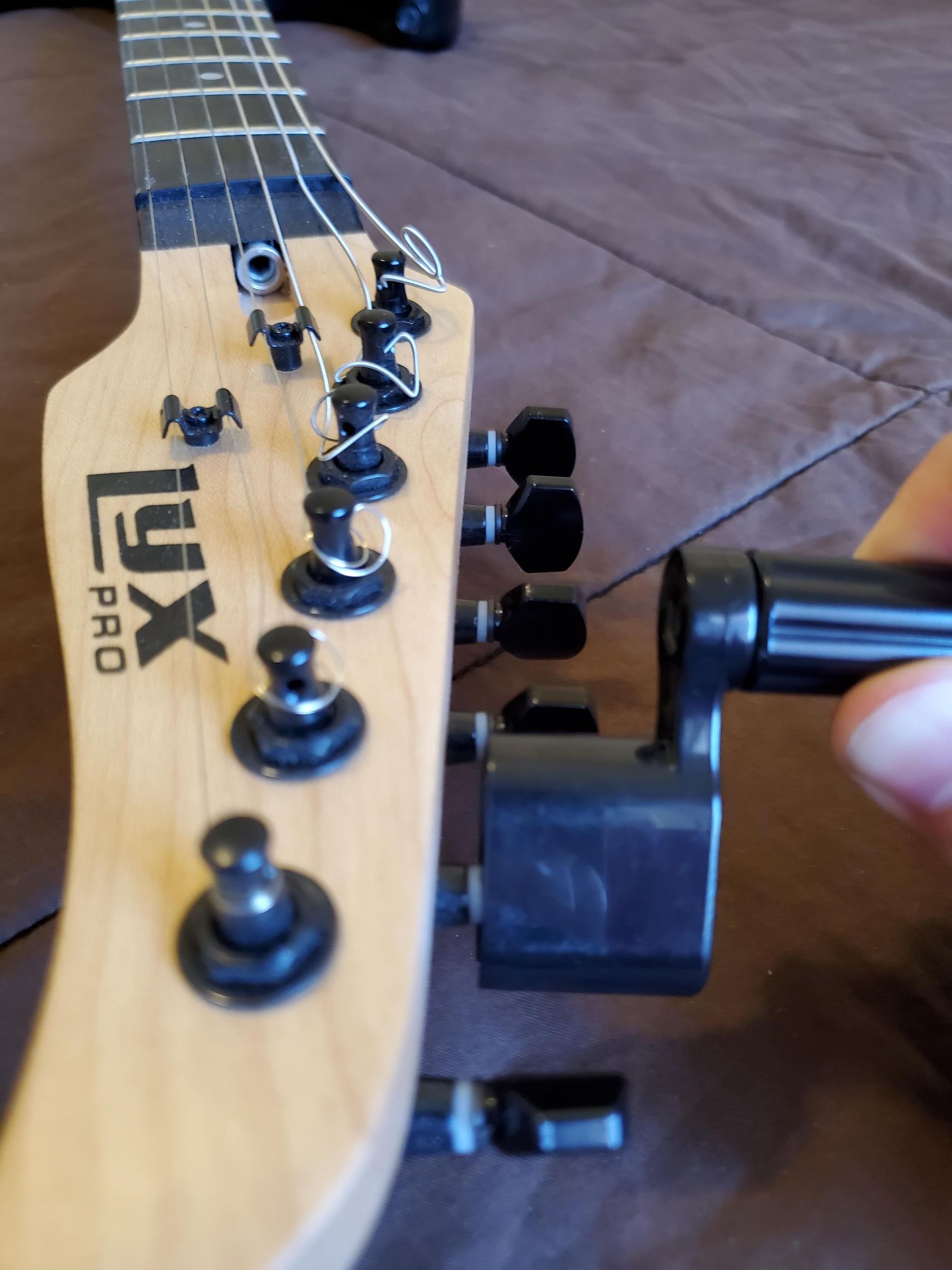 How to Restring Your Guitar : 12 Steps (with Pictures) - Instructables