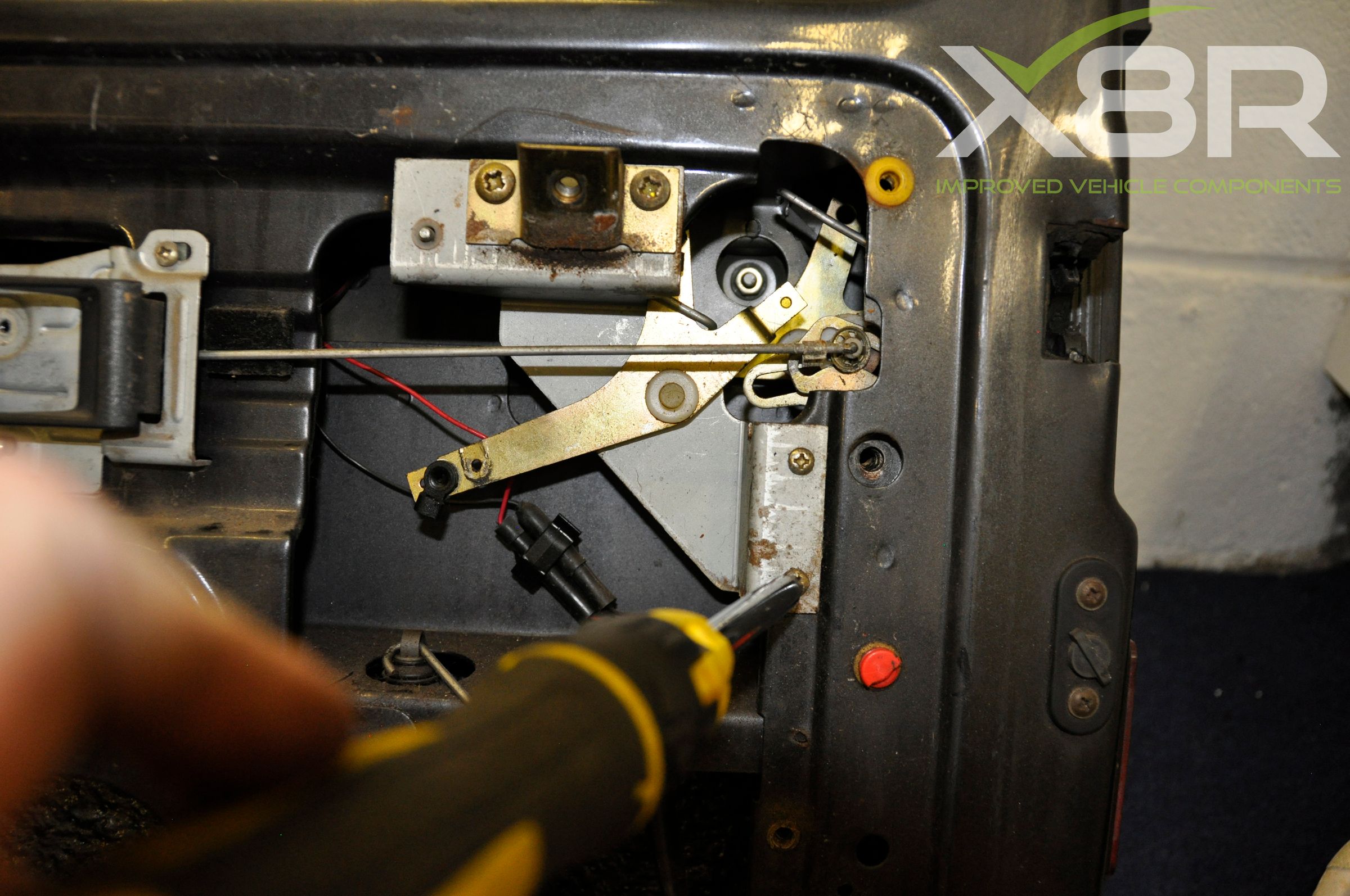Fitting Our Replacement Door Lock Springs Land Rover Discovery 1 Range ...