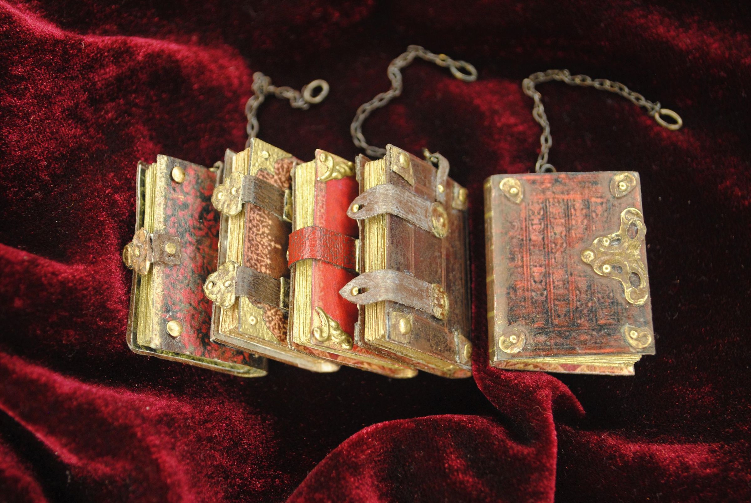 ️ How to Make Mini Books With Clasps & Chains - Video Tutorial & Free ...