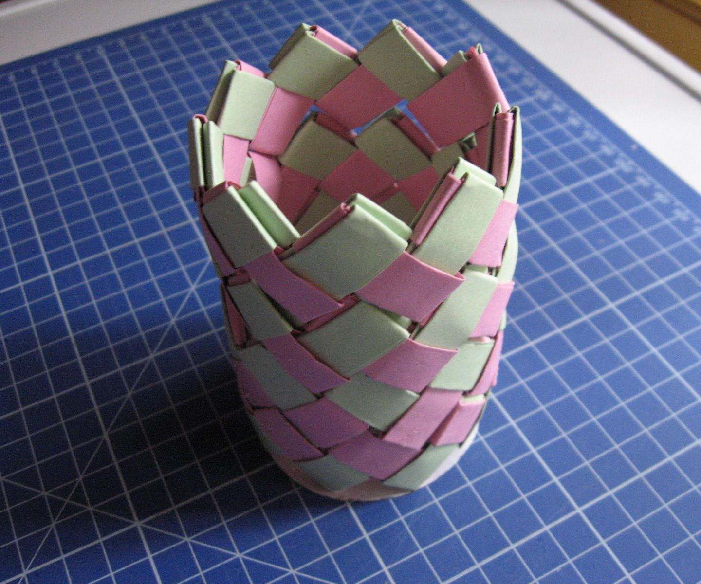 How to Make a Small Paper Vase : 6 Steps (with Pictures) - Instructables