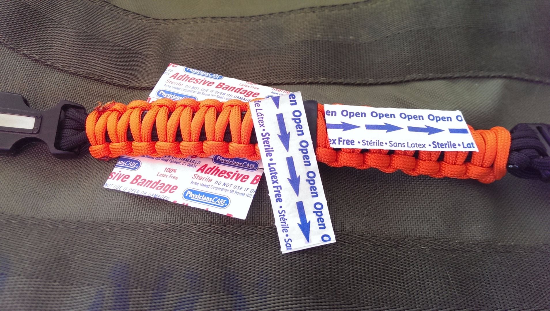 The Medic a Paracord Survival Bracelet for First Aid. : 4 Steps (with ...