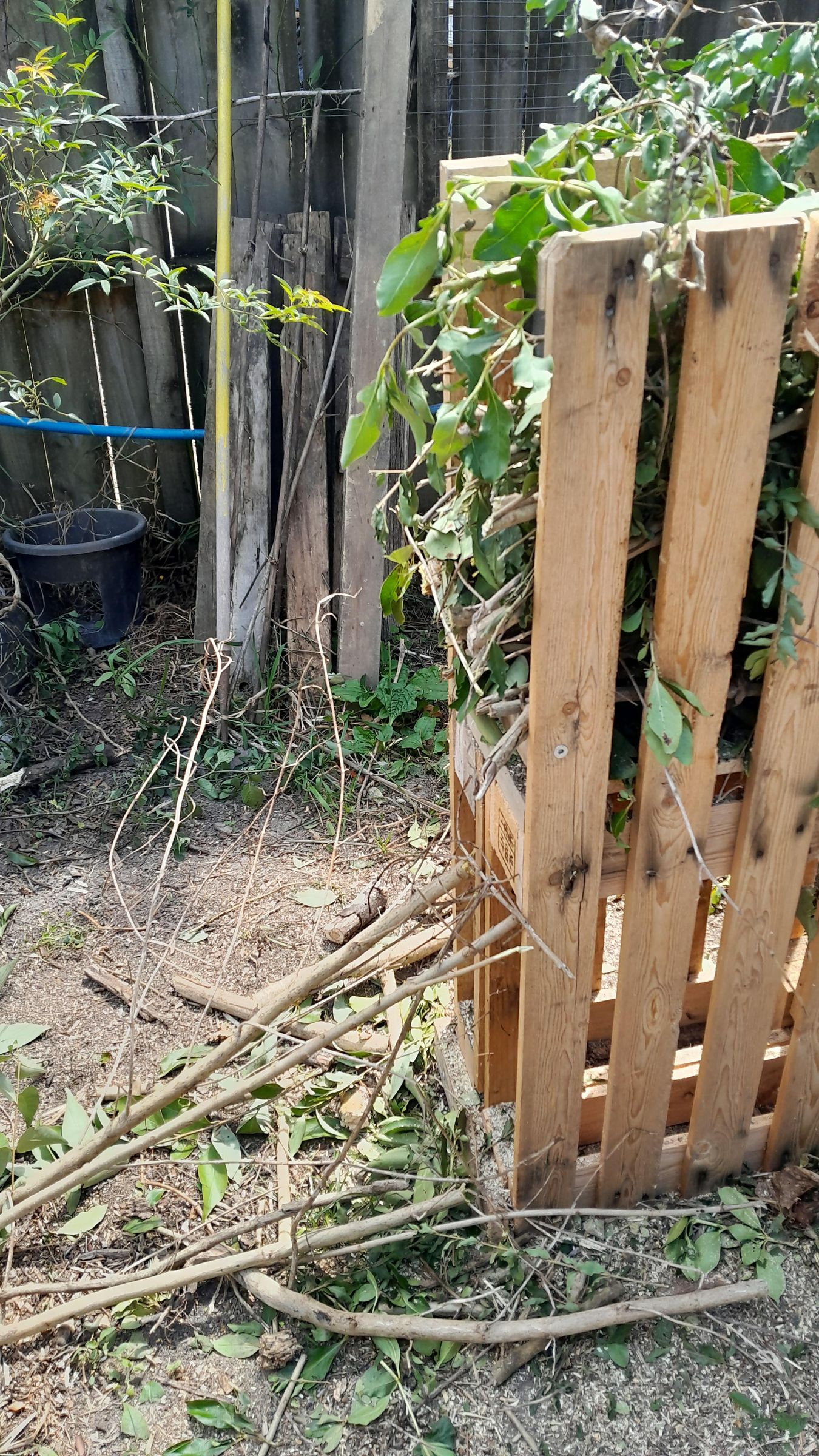 DIY Pallet and Chainsaw Mulching Rack - for Easy Vegetation Shredding ...